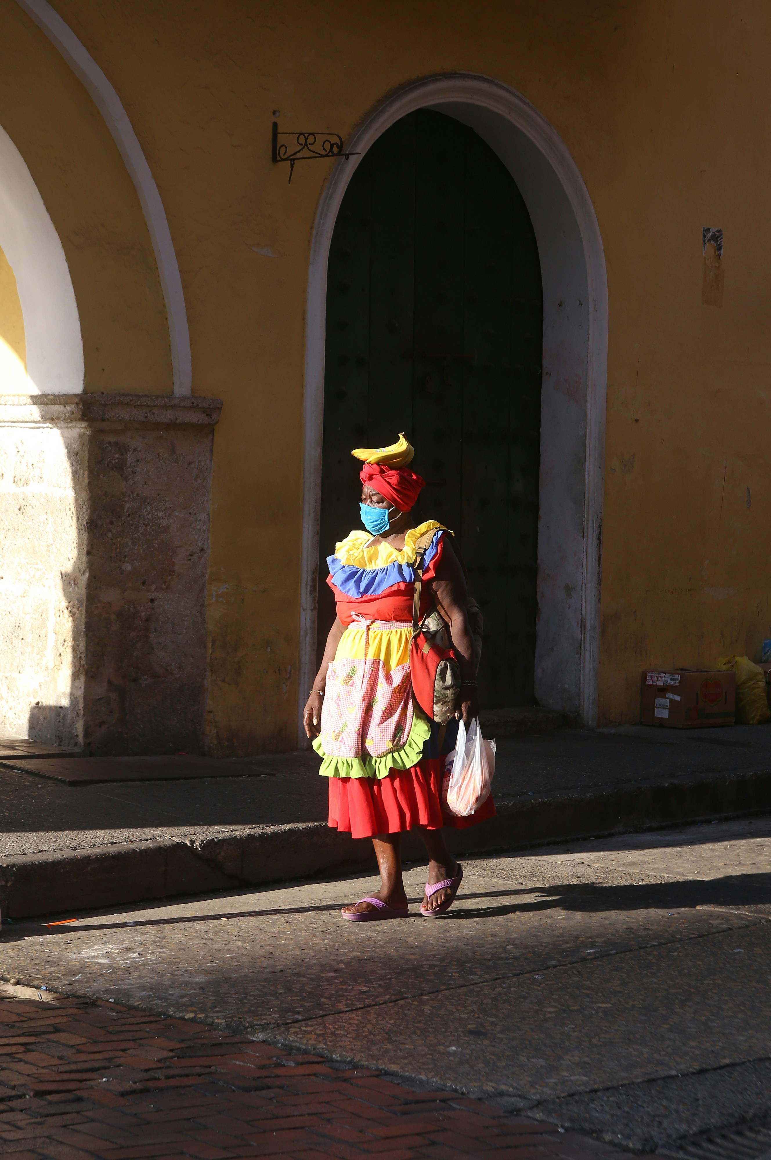 Fille en robe rose marchant sur le trottoir pendant la journée photo ...