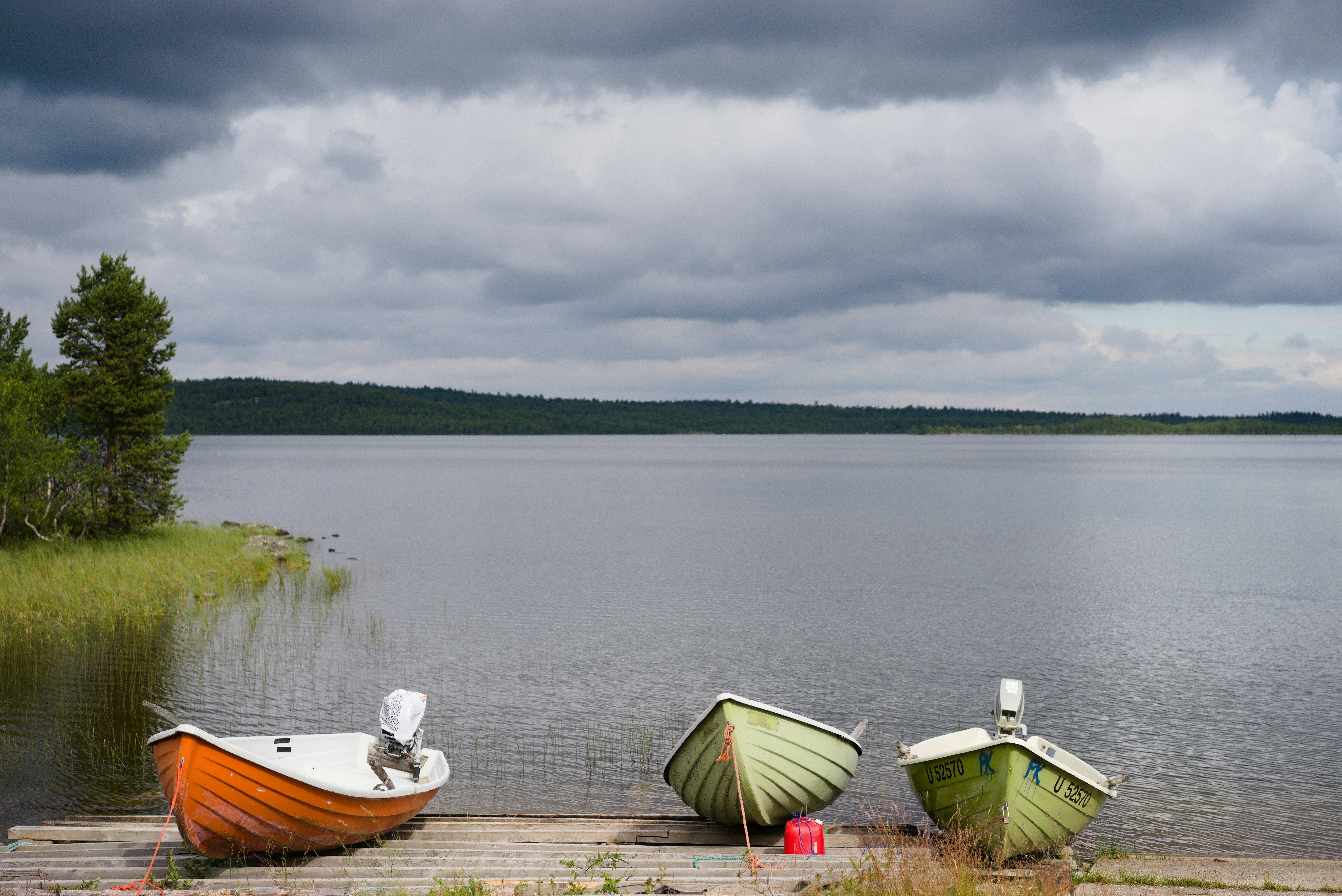 Foto Bote de madera marrón en el lago durante el día – Imagen Finlandia ...