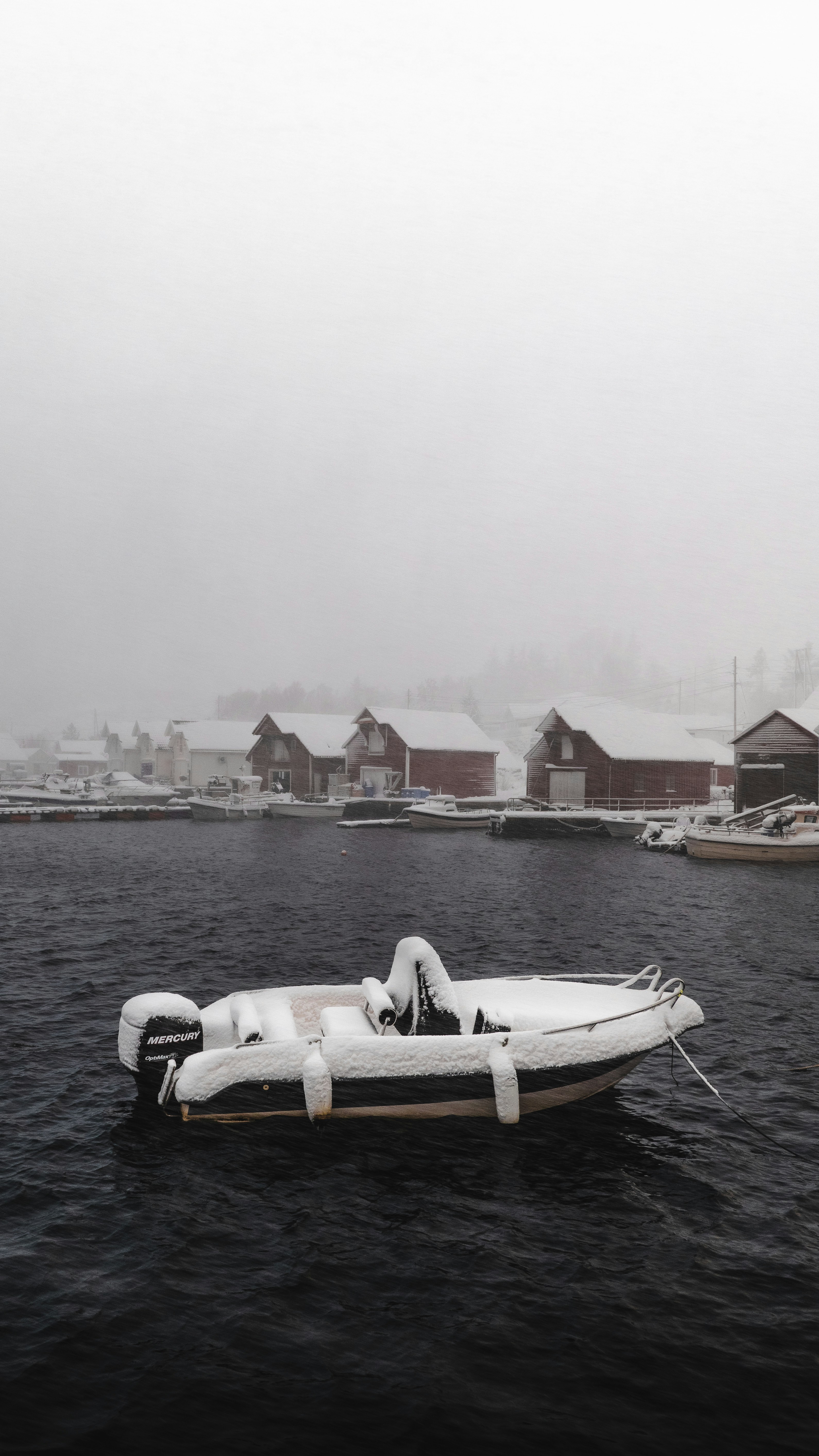 Snow storm in the harbor / Snowing in the harbor