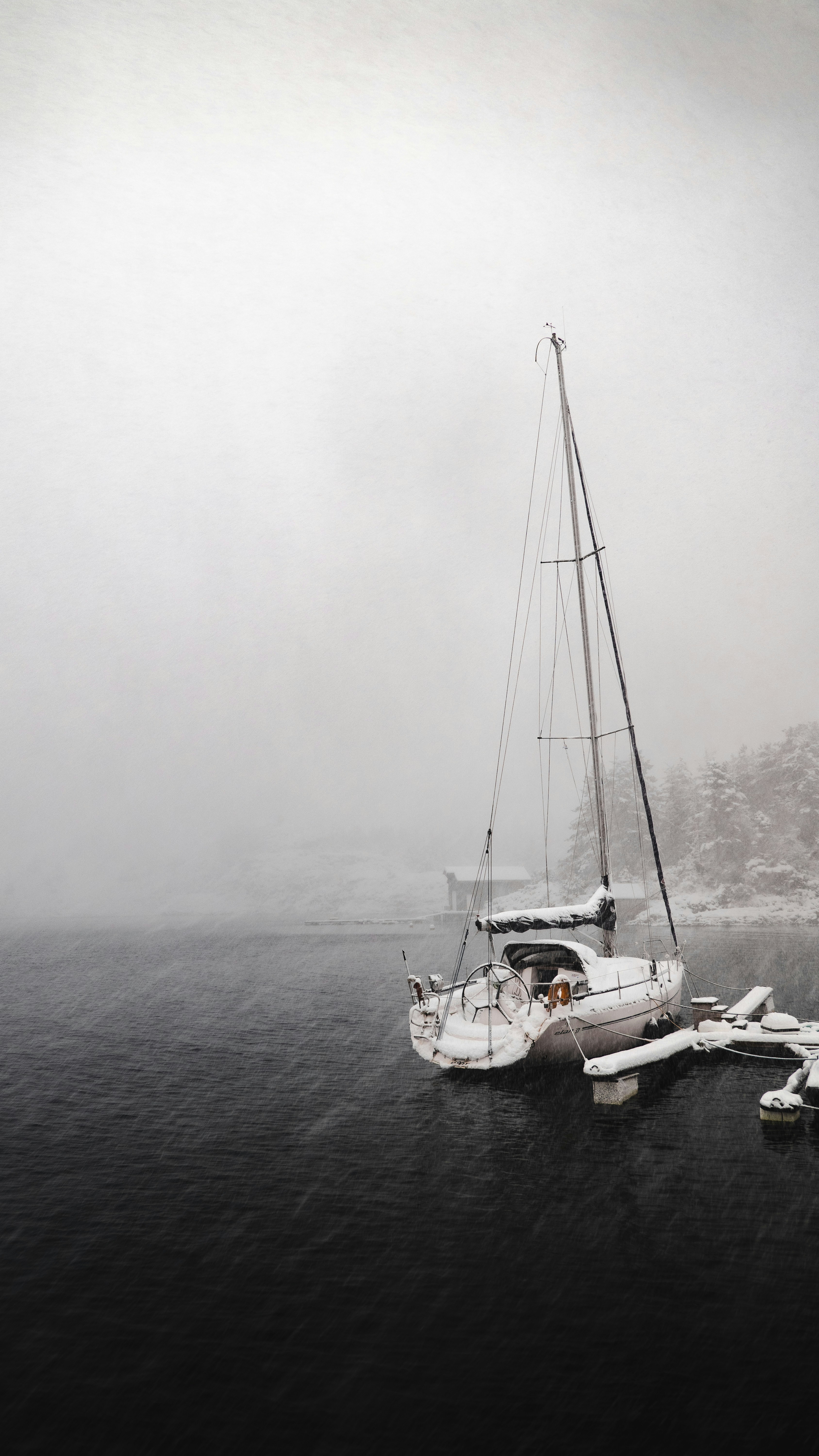Snow storm in the harbor / Snowing in the harbor