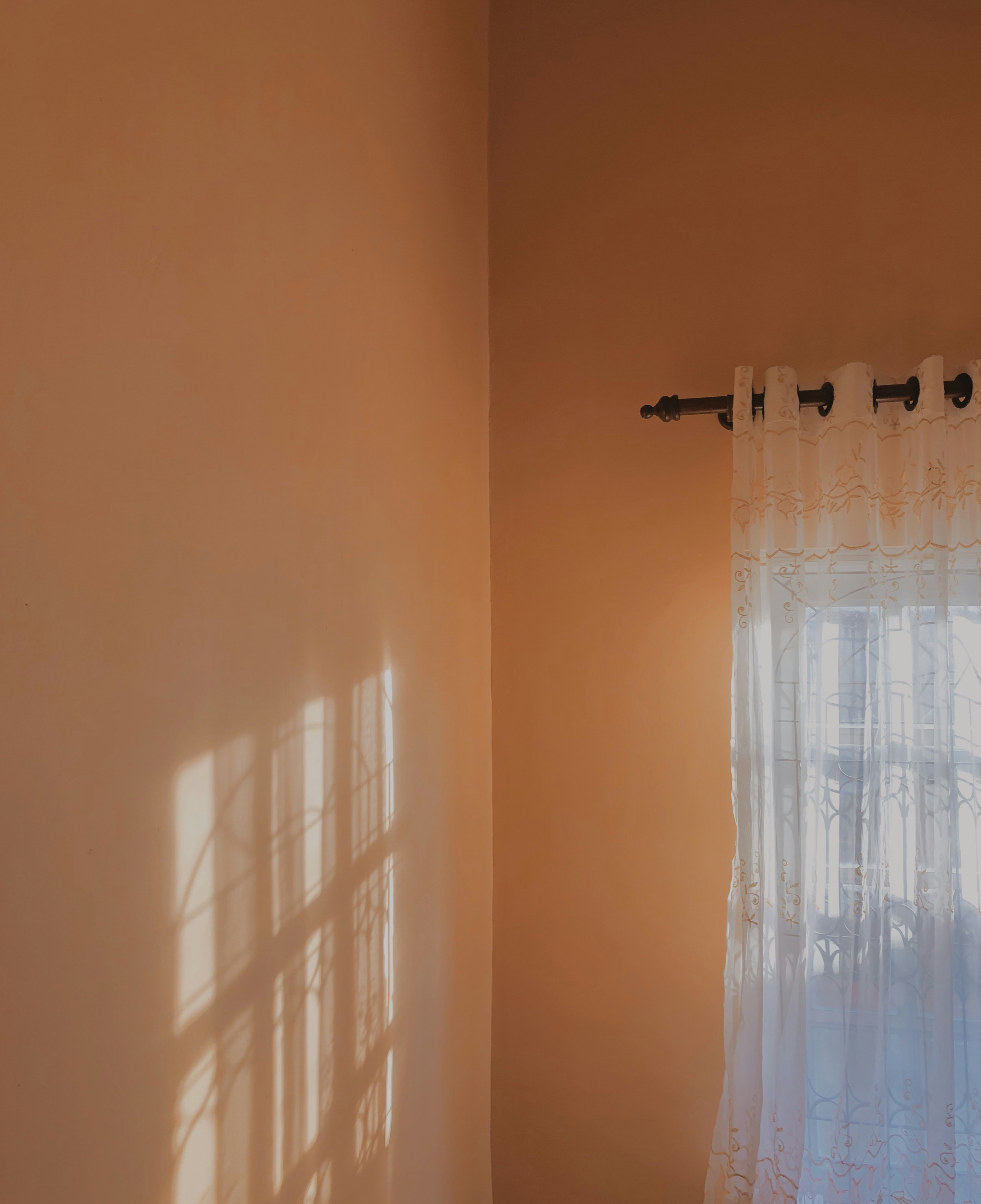 White window curtain on window photo – Free Nuwara eliya Image on Unsplash
