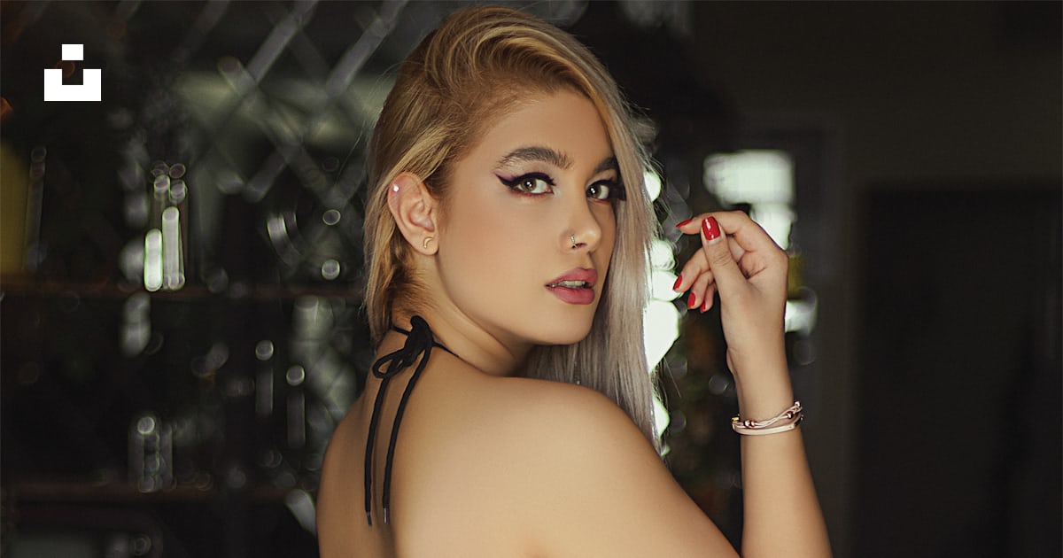 Foto Mujer Con Vestido Blanco De Tirantes Finos Imagen Estanbul