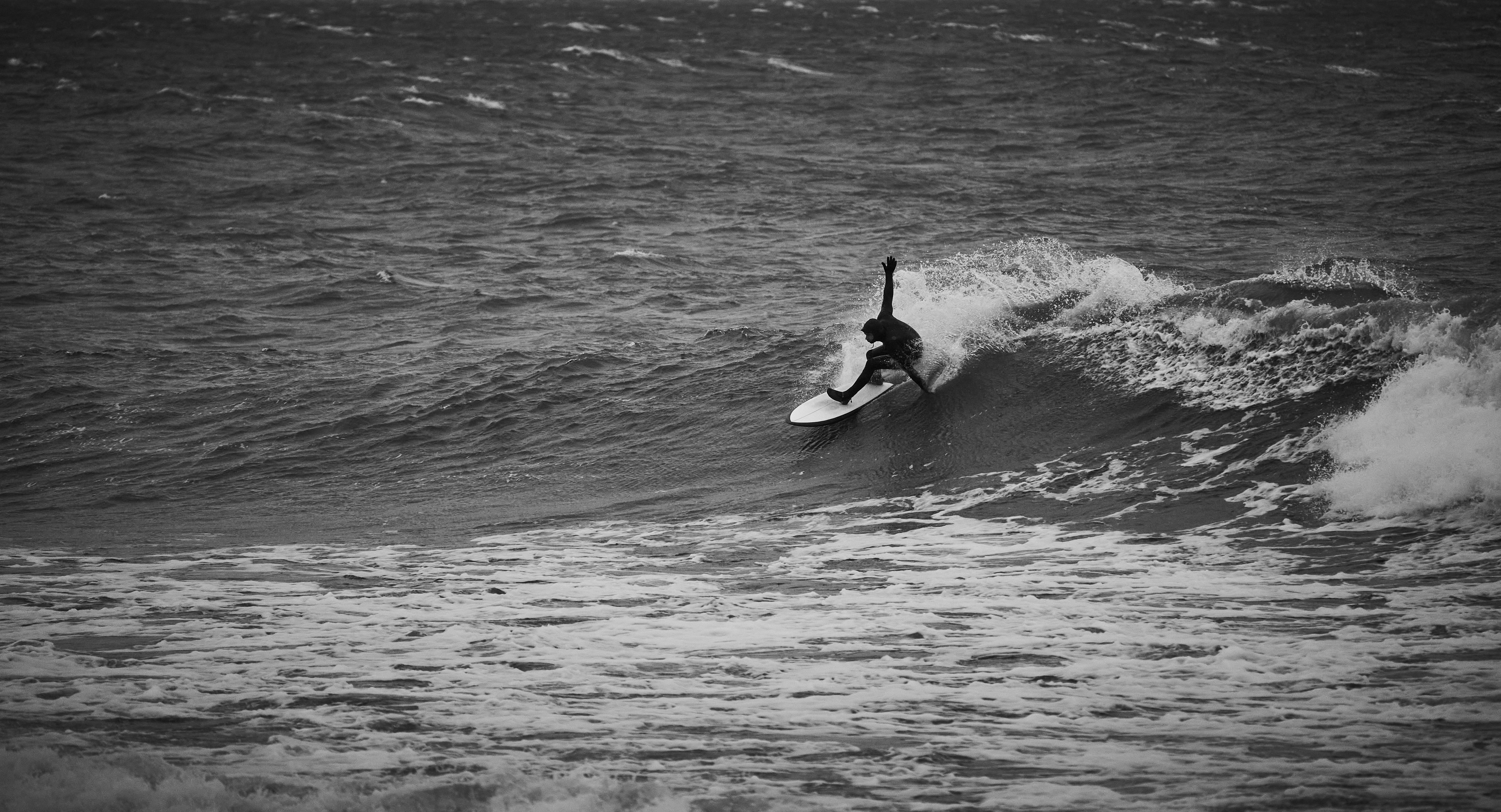 Persona surfeando sobre las olas del mar durante el día foto – Imagen ...