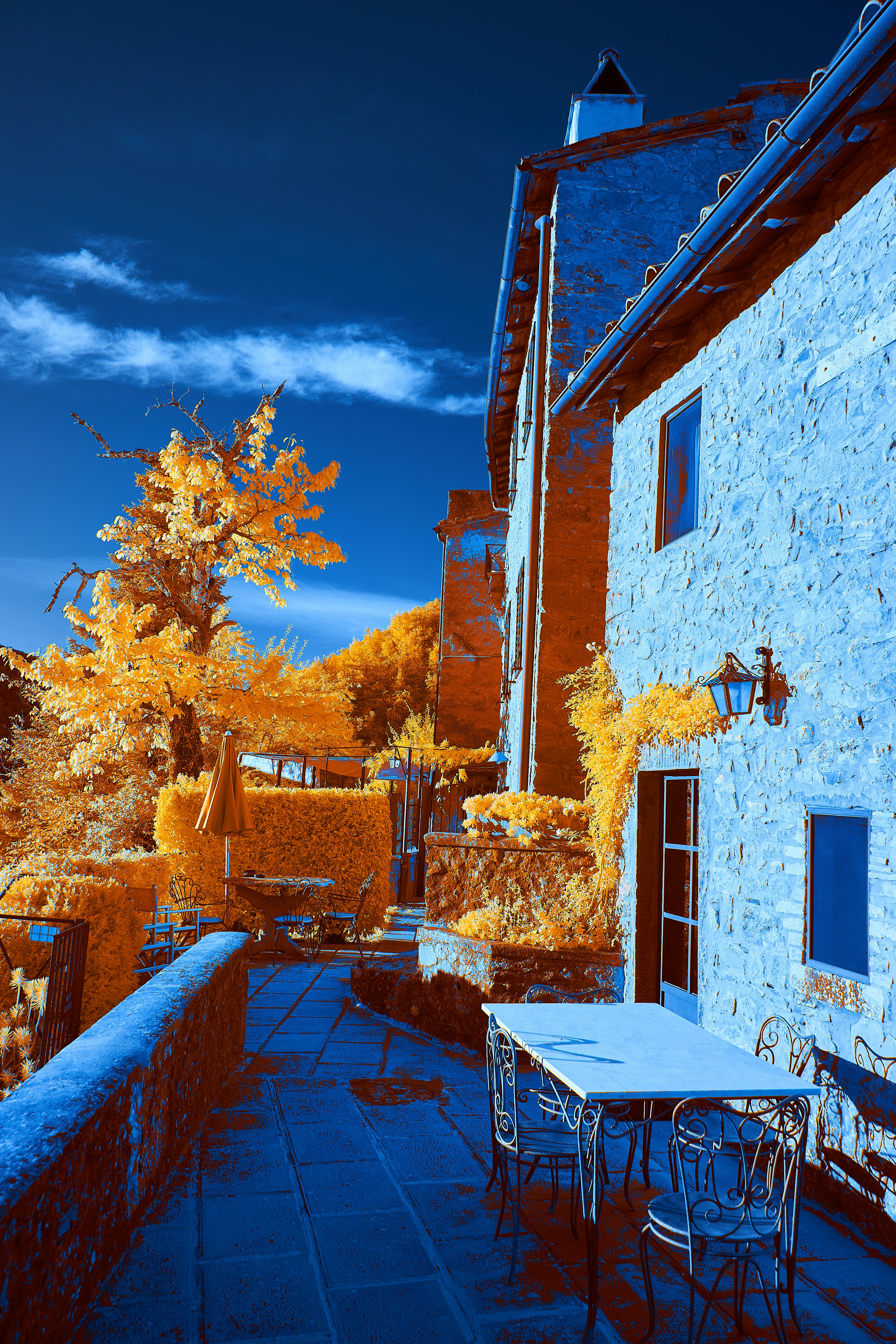 Un patio avec une table et des chaises à côté d’un bâtiment photo ...