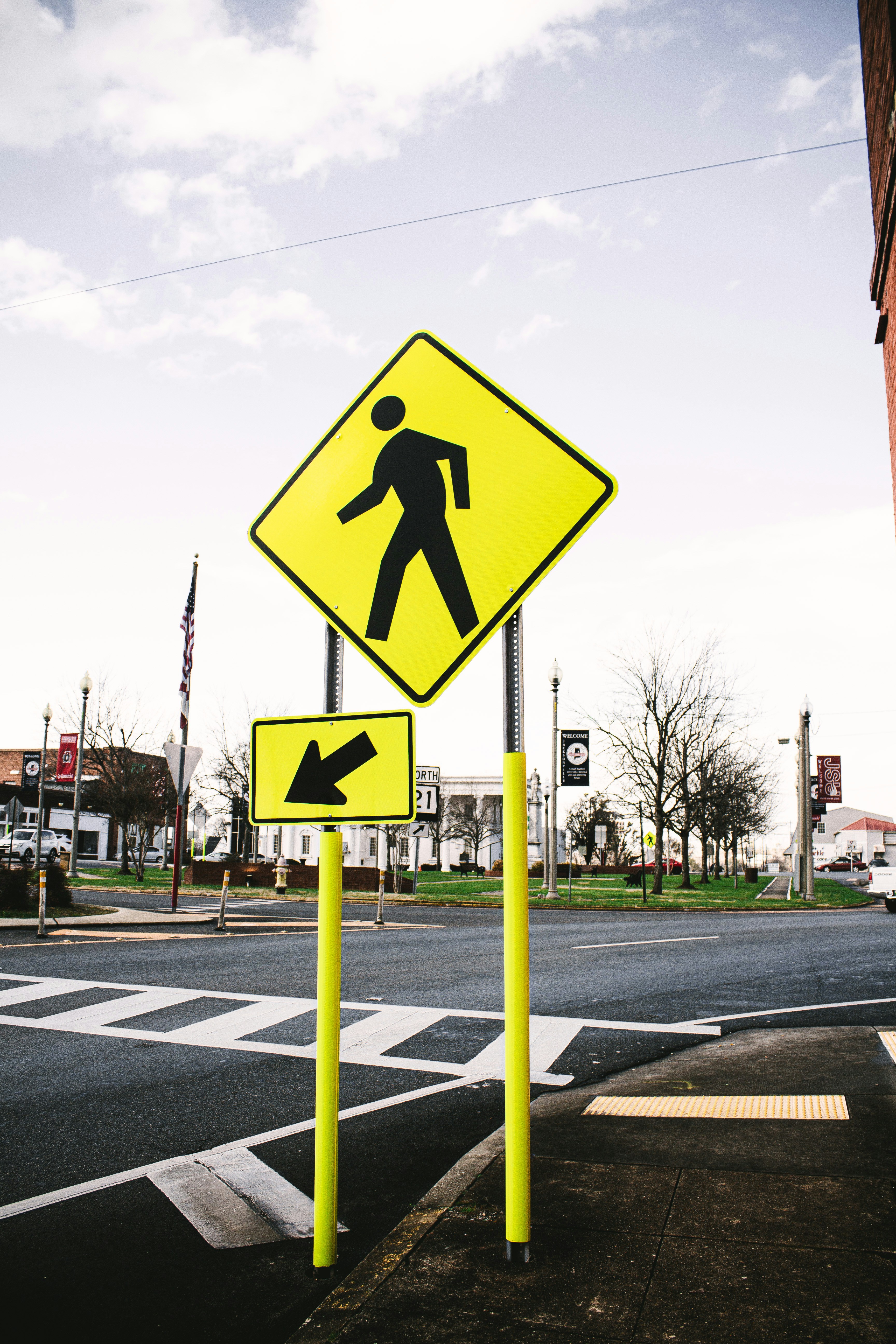 Black and white road sign photo – Free Yellow Image on Unsplash