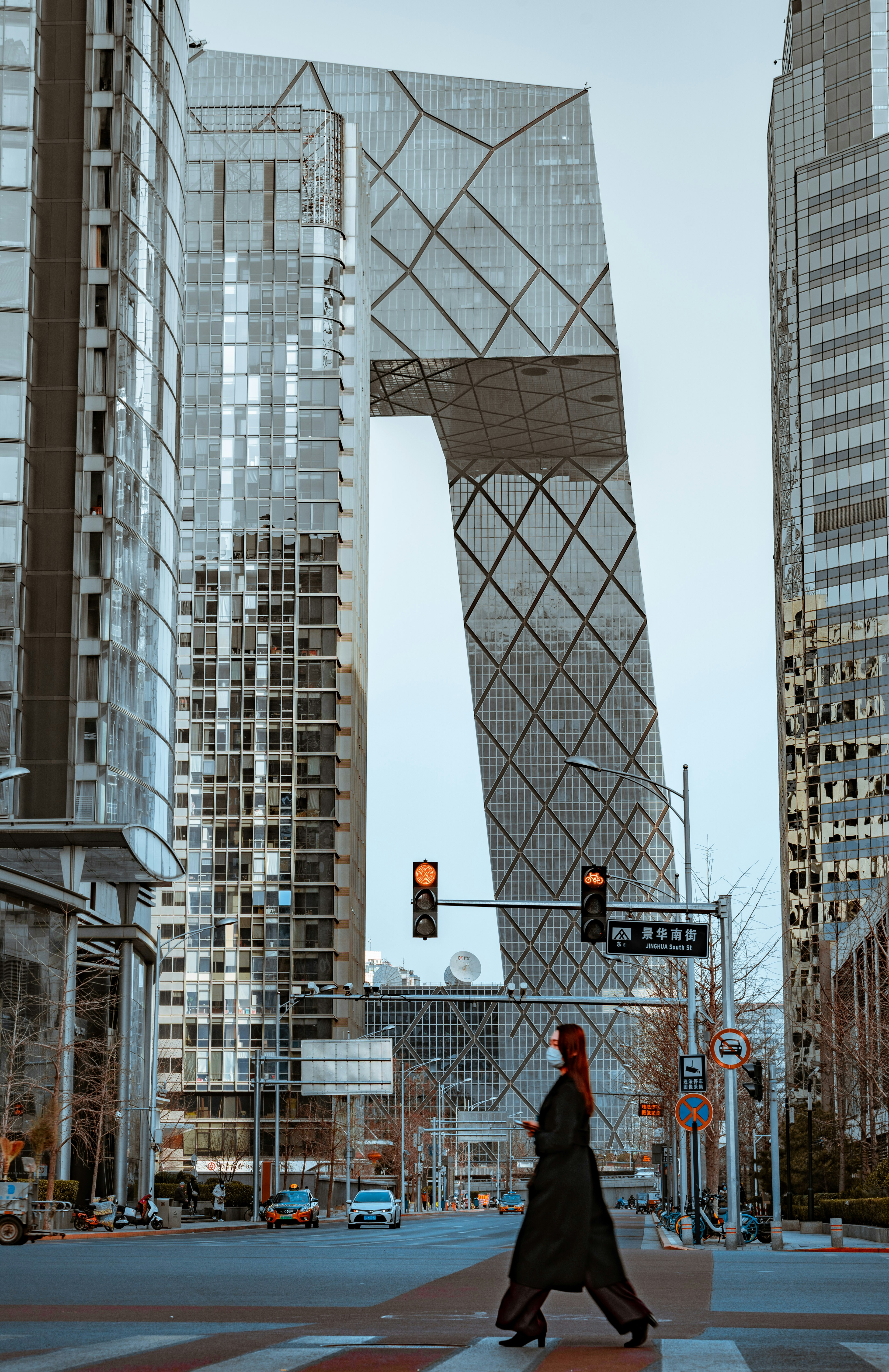 Crossing Under the Diamond Gate: A Quiet Pause Between Glass Giants