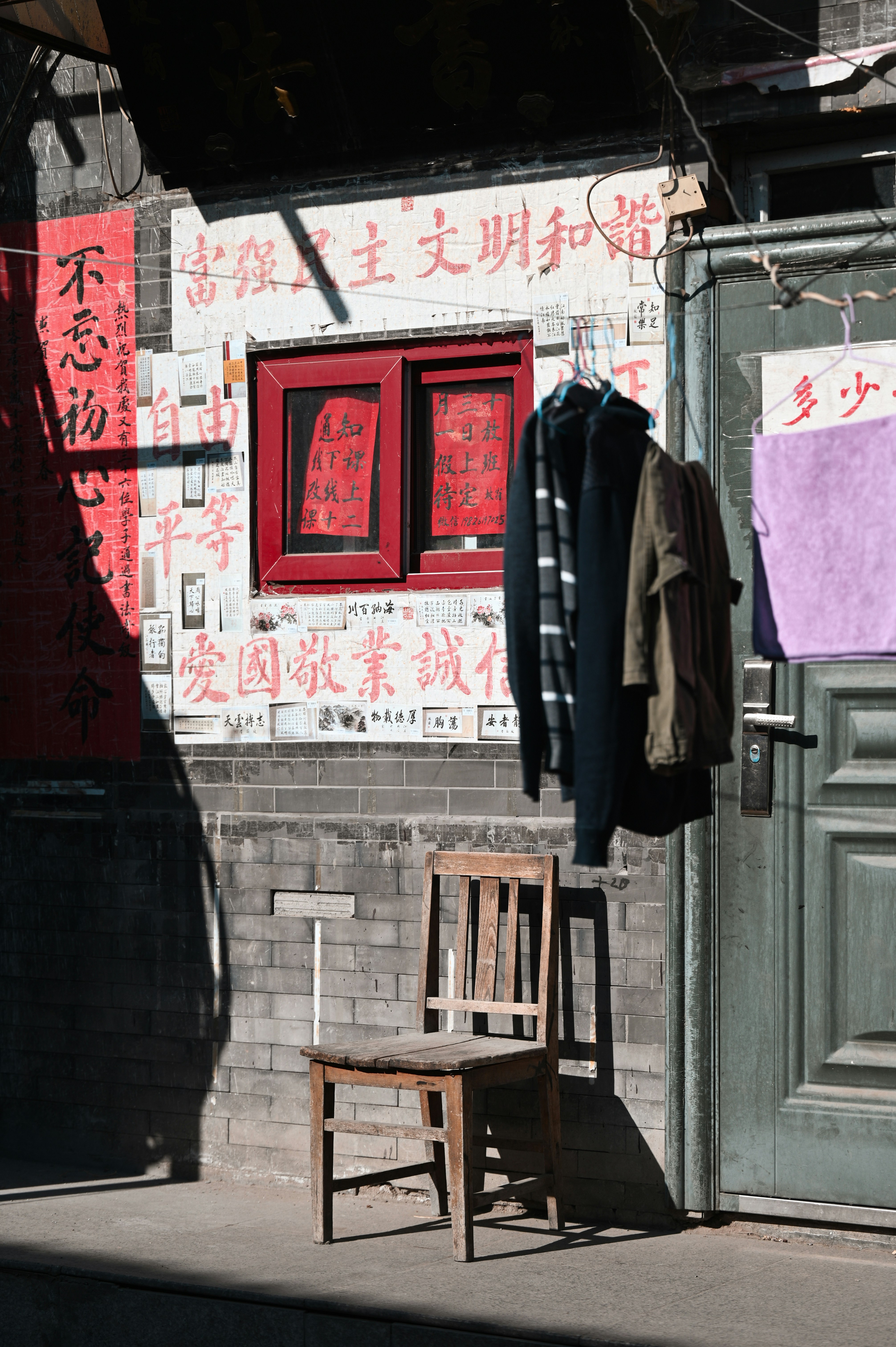 A calligraphy class hidden in a hutong. Publicity and announcements should be handwritten.