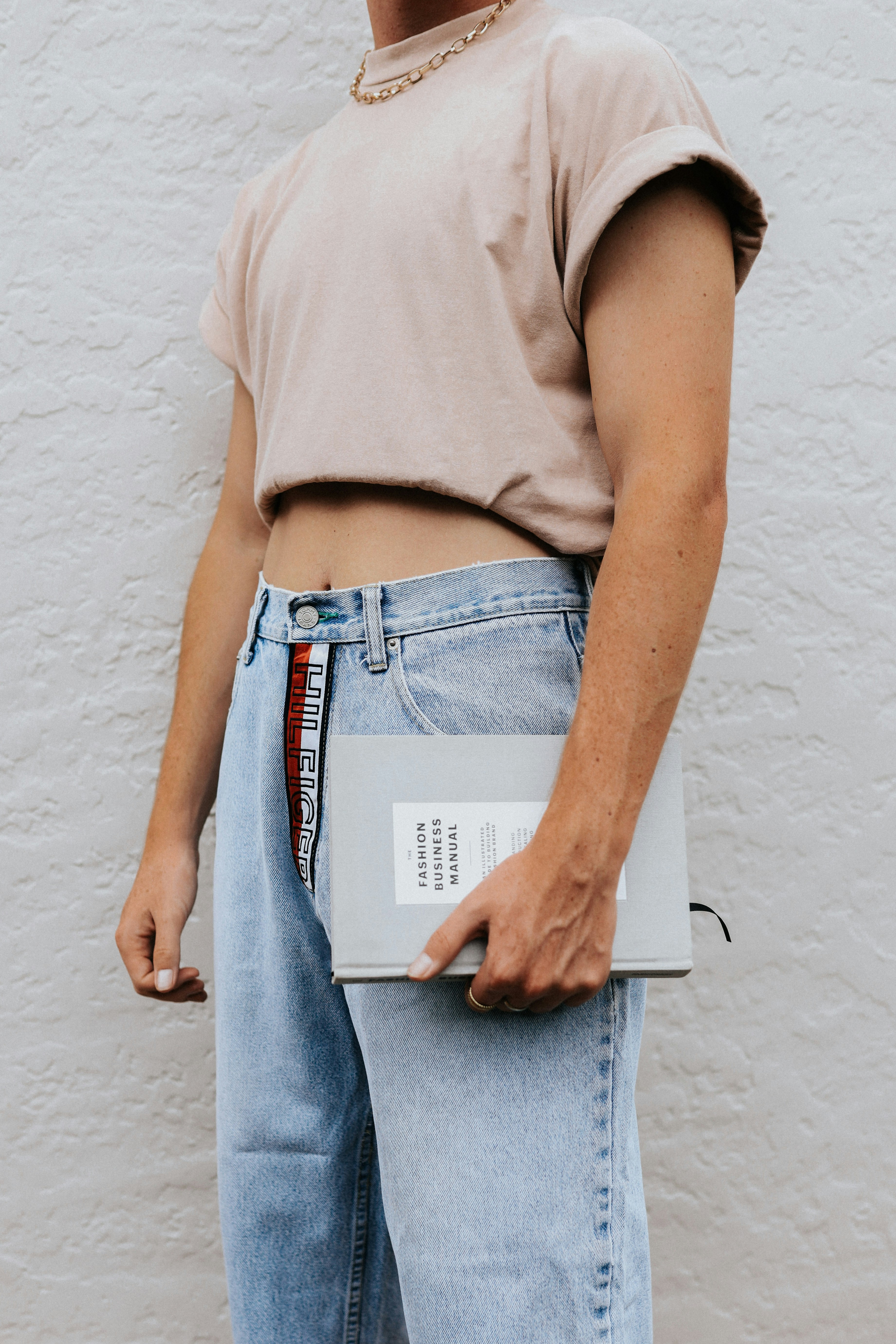 Cropped Neutrals at the Hip: A Minimal Street-Style Moment