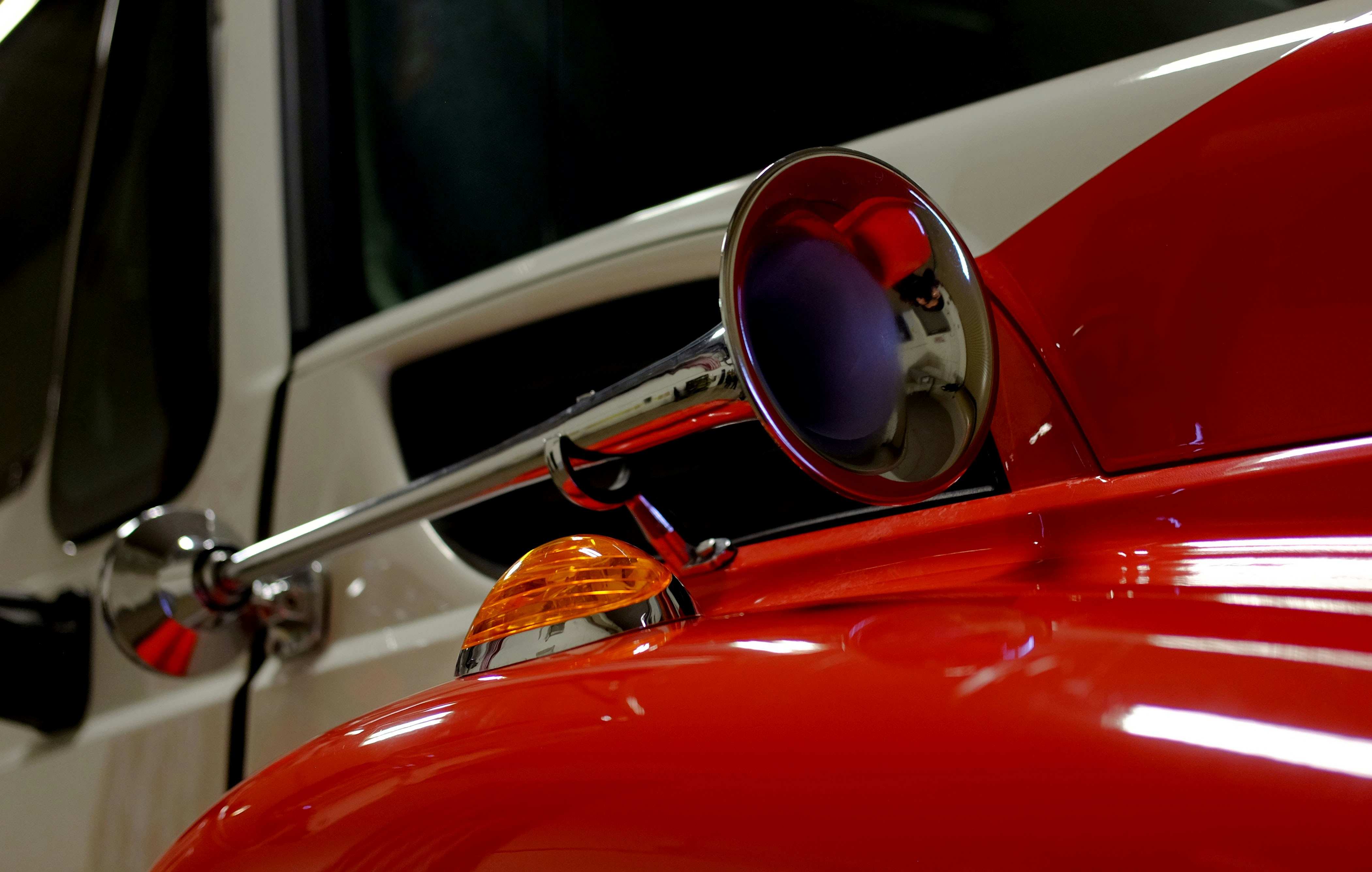 Foto zum Thema Rotes Auto mit brauner und schwarzer Sonnenbrille ...