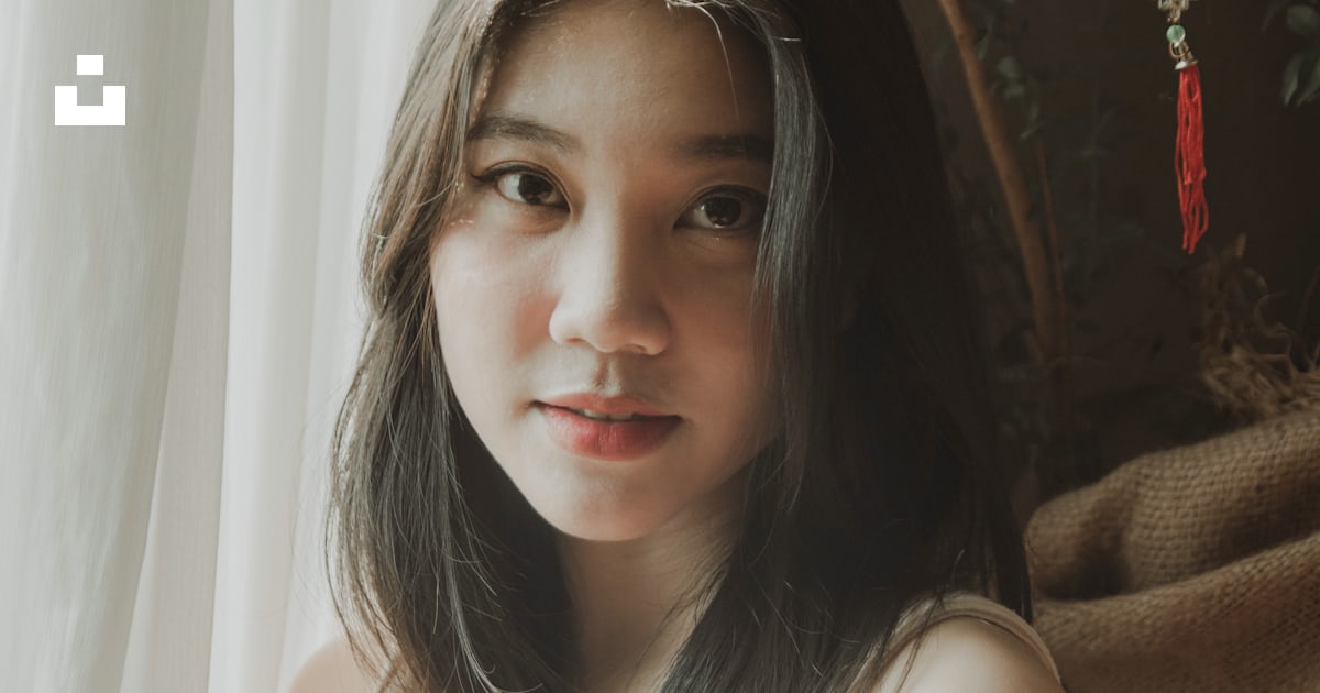 갈색 소파에 앉아 흰색 탱크 탑에 여자 사진 Unsplash의 무료 베트남 이미지