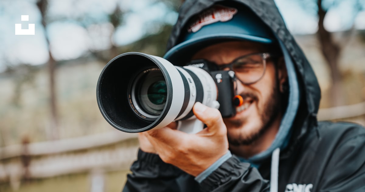검은 Dslr 카메라를 들고 검은 재킷을 입은 남자 사진 Unsplash의 무료 사진기 이미지