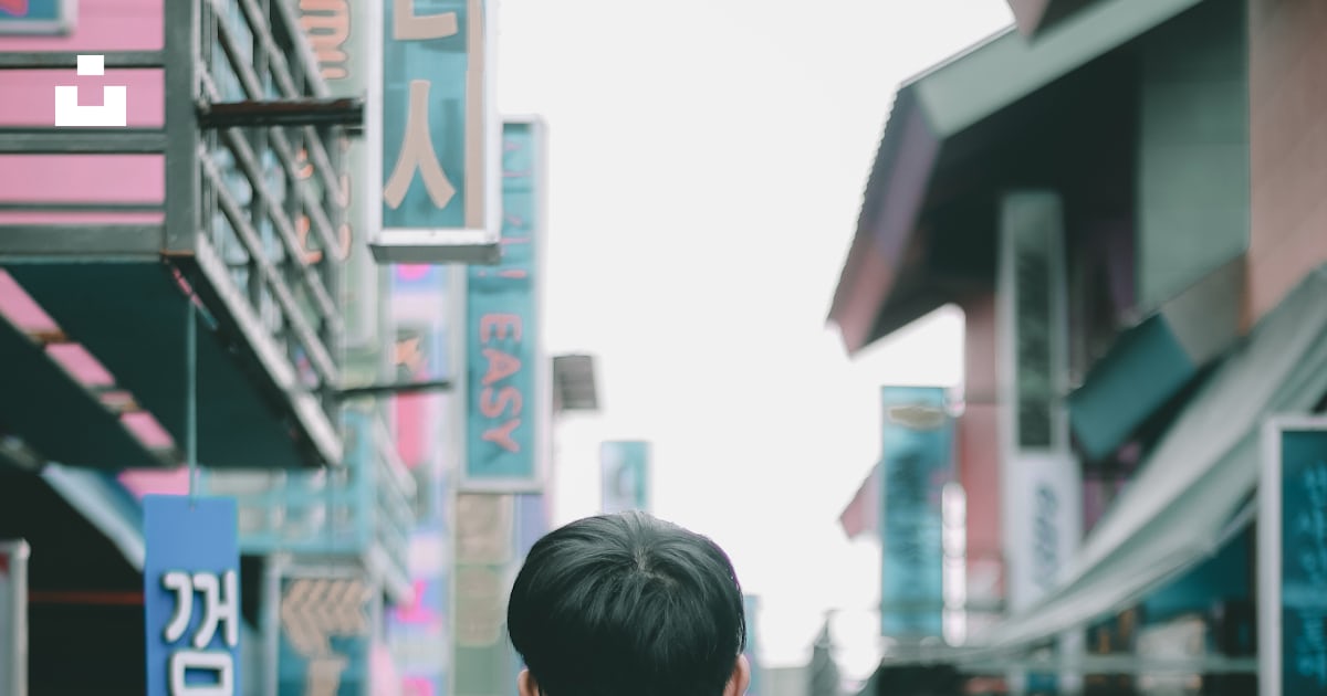 흰 셔츠와 검은 재킷을 입은 남자가 낮 동안 보도를 걷고 있다 사진 Unsplash의 무료 말랑 이미지