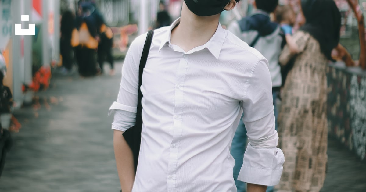 낮 동안 거리에 서 있는 검은색 선글라스를 쓴 흰색 크루넥 티셔츠를 입은 남자 사진 Unsplash의 무료 이스트 자바 이미지