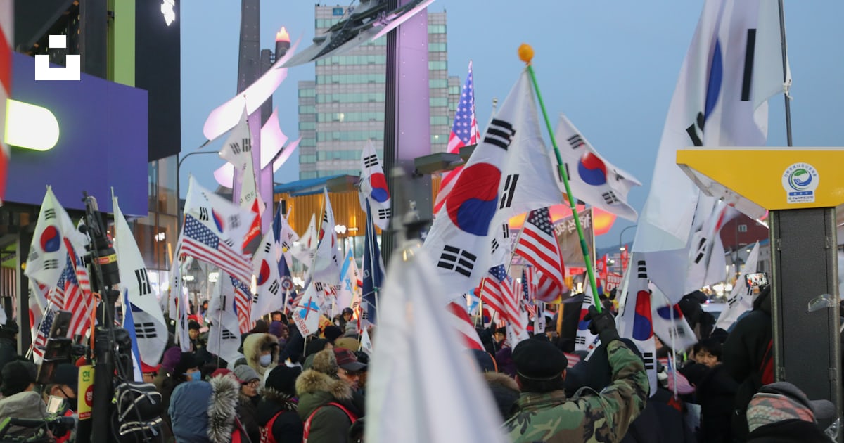 낮에 깃발을 들고 거리에 모인 사람들 사진 Unsplash의 무료 대한민국 이미지