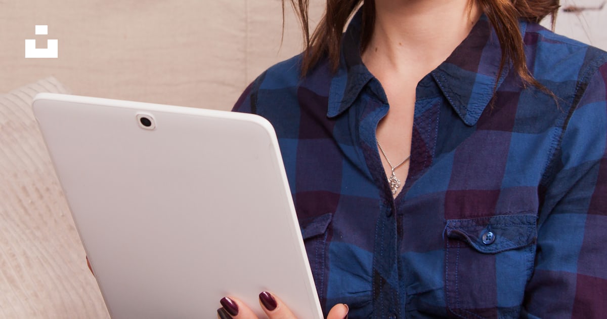 青いデニムのボタンアップジャケットを着た女性が白いラップトップコンピュータを保持していますの写真 Unsplashのニューヨーク州の無料画像