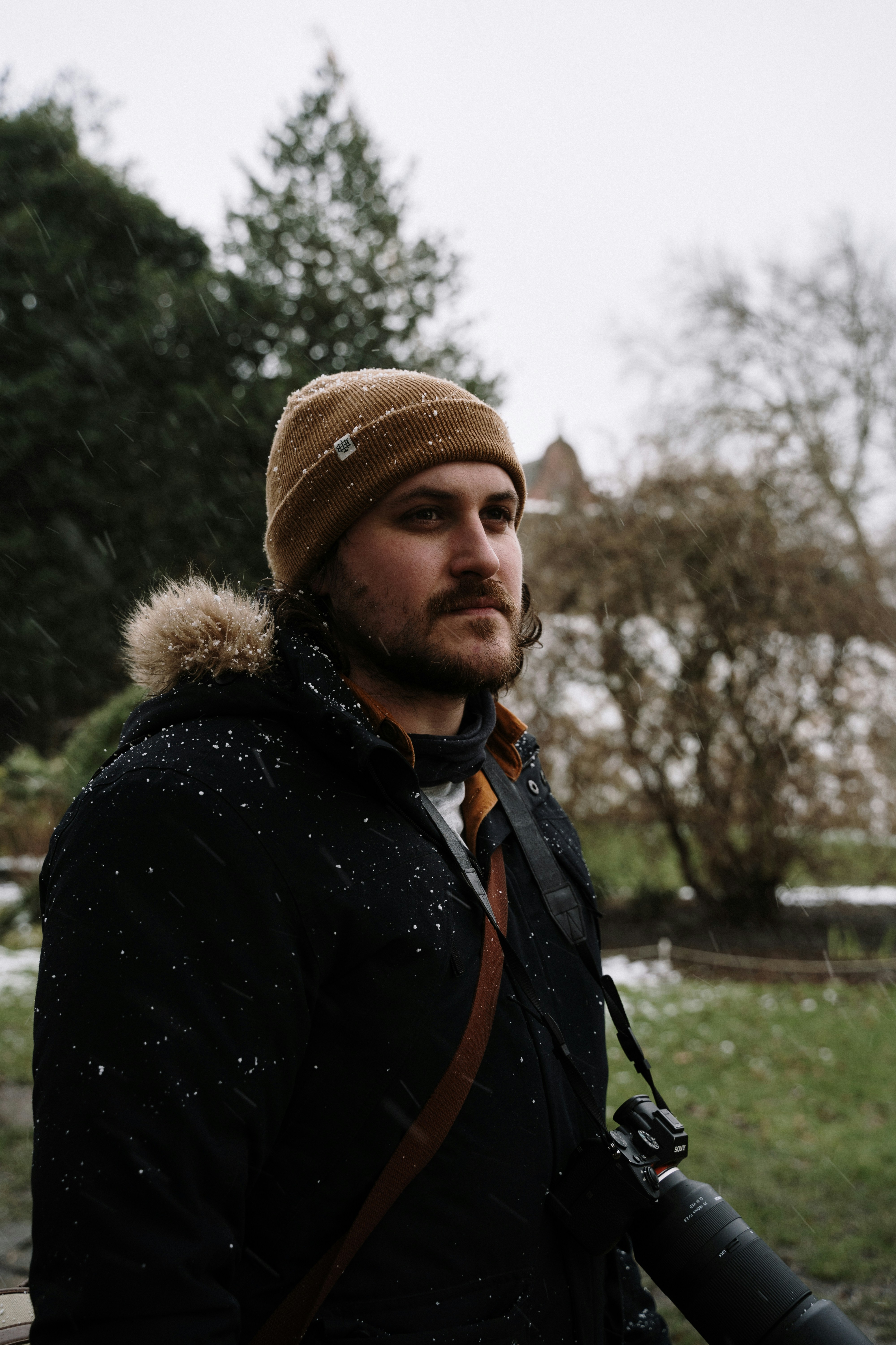 Man in black jacket and brown knit cap photo – Free Man Image on Unsplash
