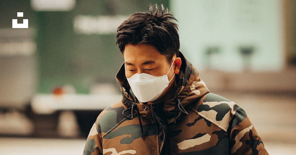 검은 색과 갈색 위장 재킷을 입은 남자 검은 선글라스를 착용 사진 Unsplash의 무료 군 이미지