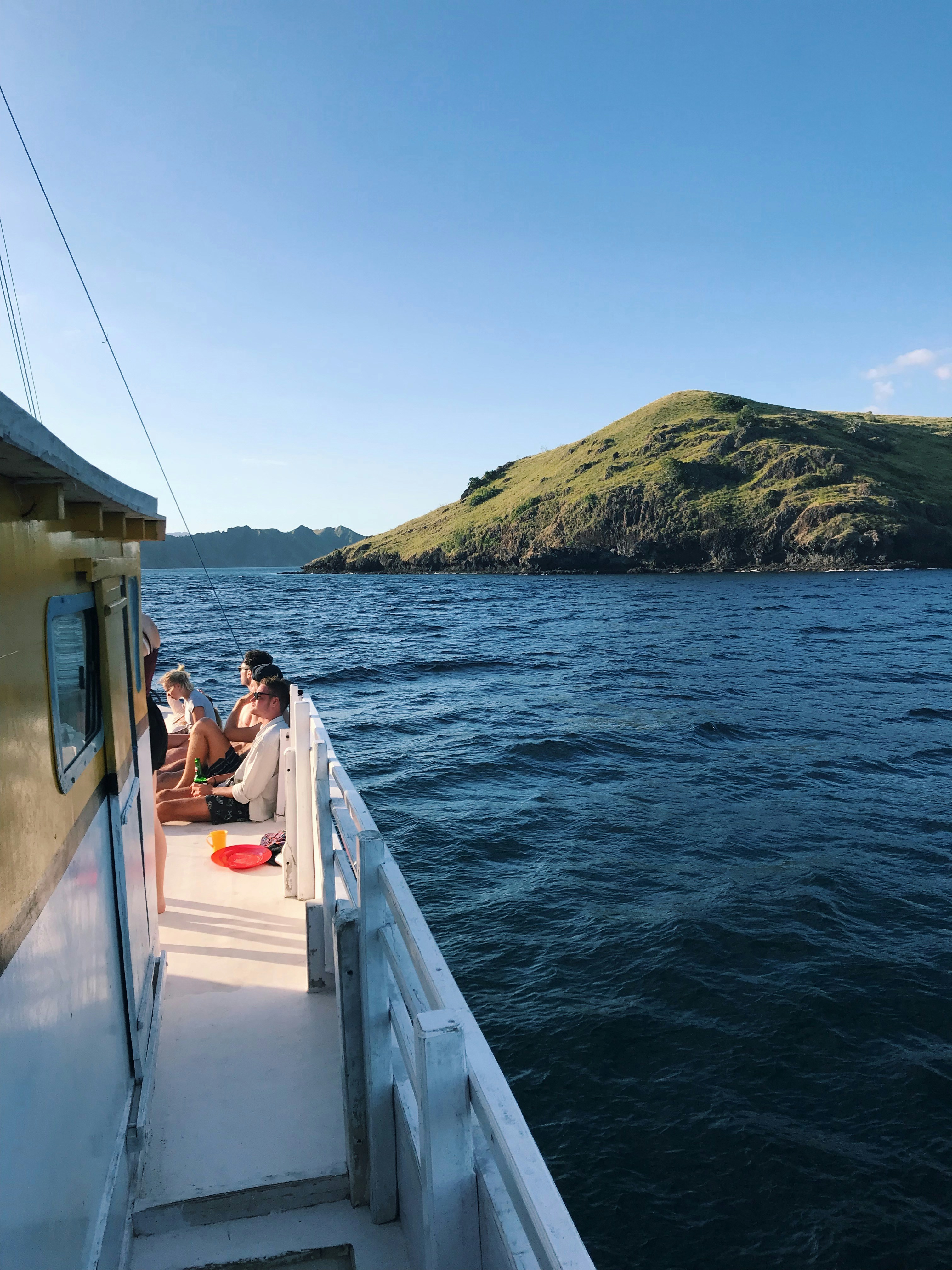 Foto Personas sentadas en un barco blanco en el mar durante el día ...