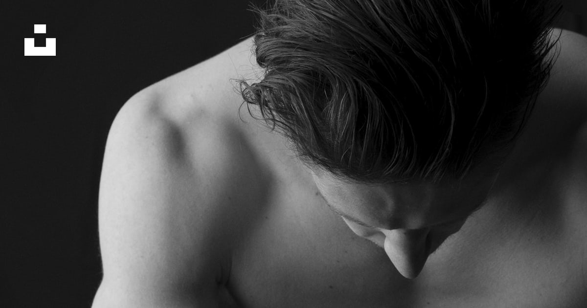 하얀 팬티에 토플리스 여자 사진 Unsplash의 무료 회색 이미지