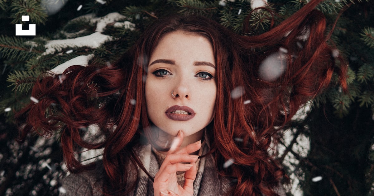 緑の木のそばに立つ灰色のコートを着た女性の写真 Unsplashの灰色の無料画像