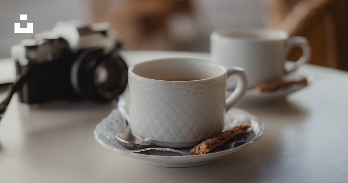 Tasse En Céramique Blanche Sur Soucoupe En Céramique Blanche Photo