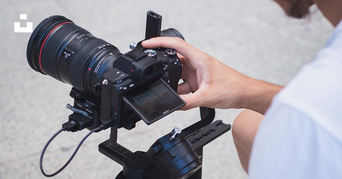 검은 Dslr 카메라를 들고있는 사람 사진 Unsplash의 무료 프랑스 이미지