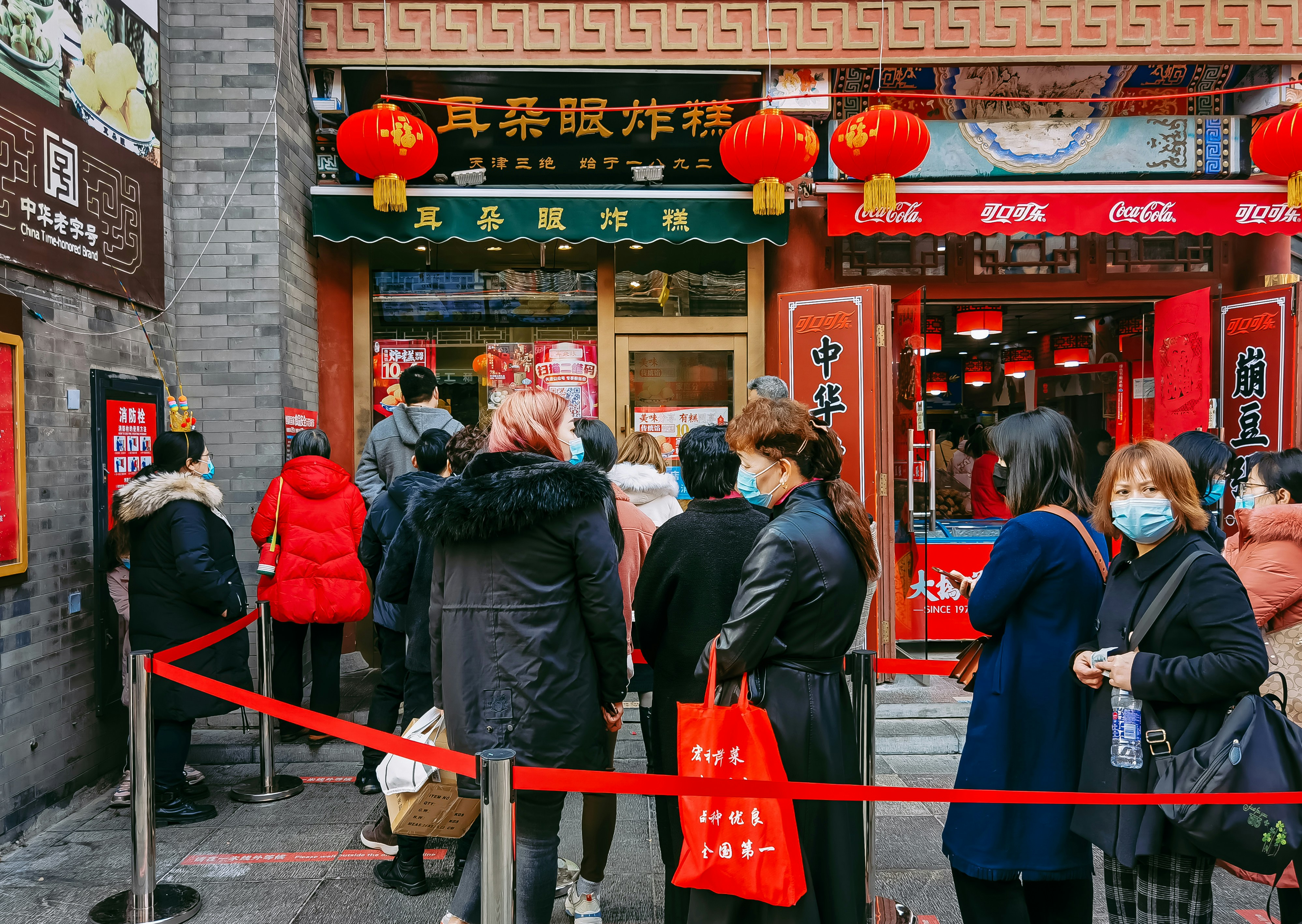 Red Lantern Queue at a Bustling Chinatown Eatery