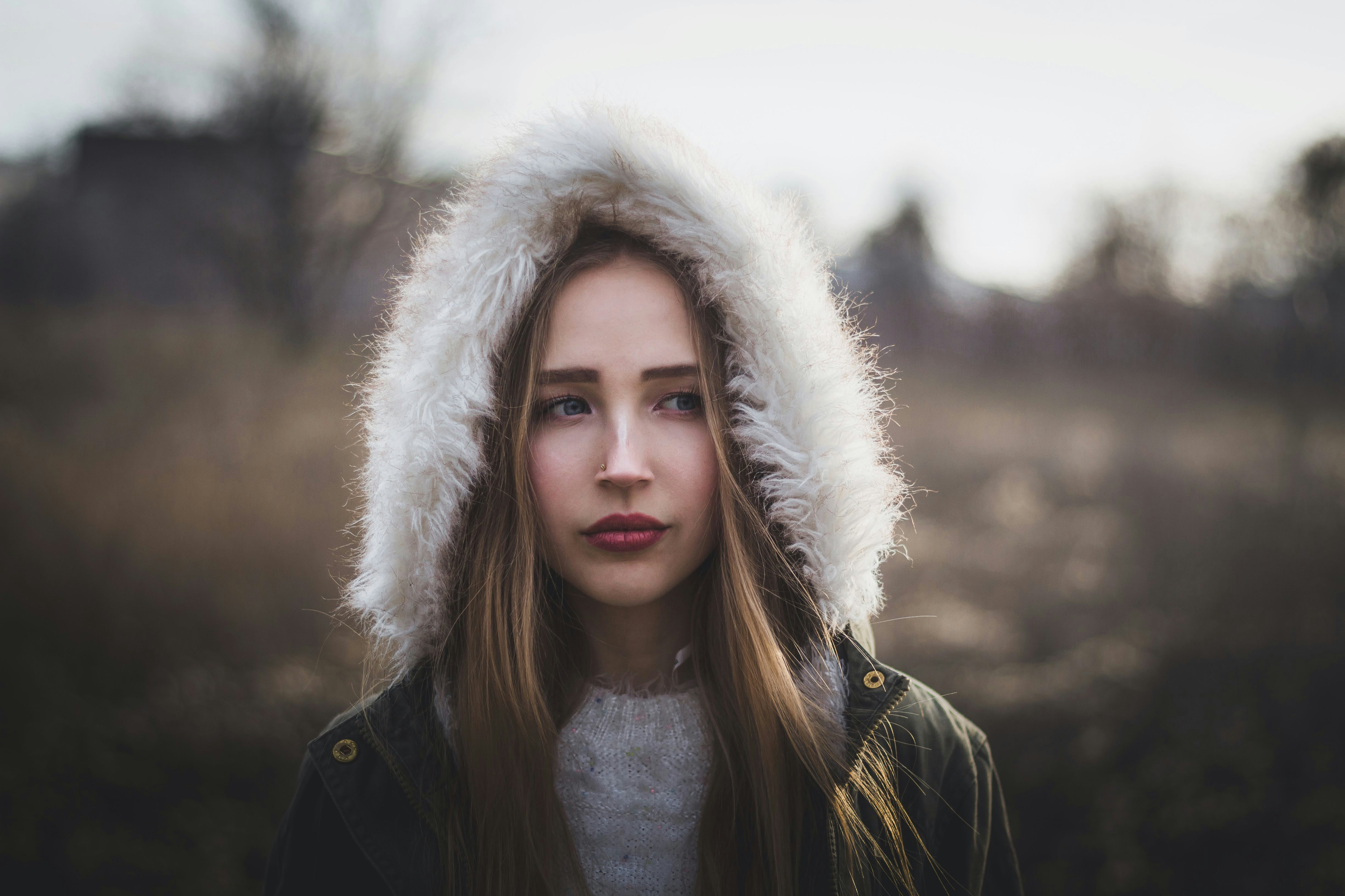 Mujer con chaqueta forrada de piel blanca y negra foto – Imagen de Humano gratuita en Unsplash