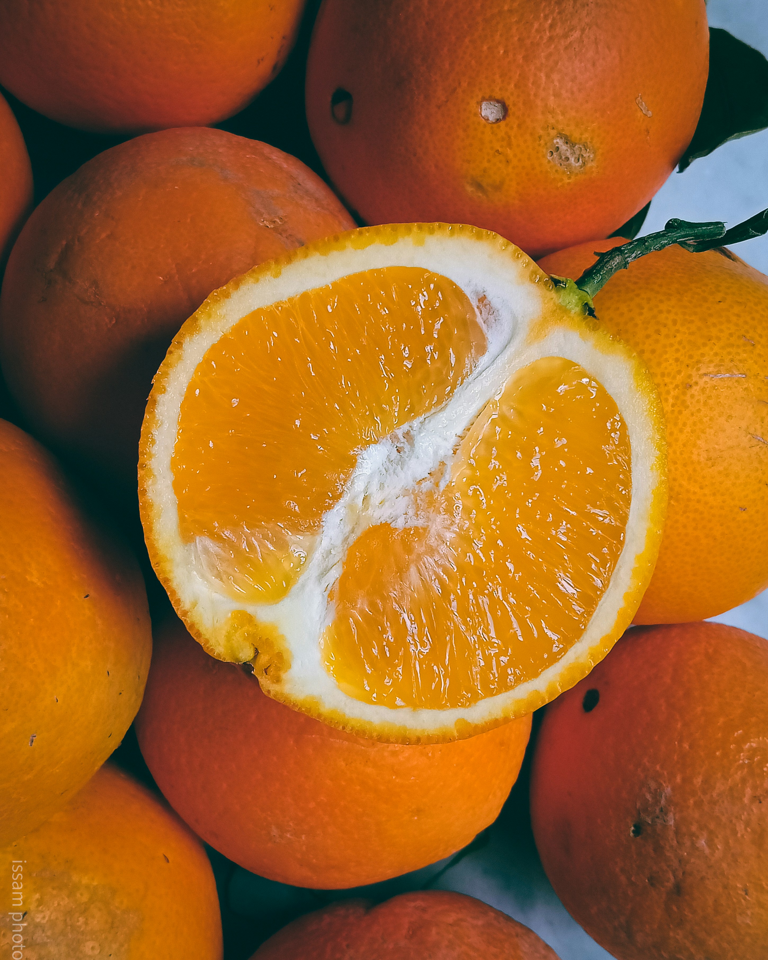 Foto Fruta naranja en la mesa de madera marrón – Imagen Color naranja ...