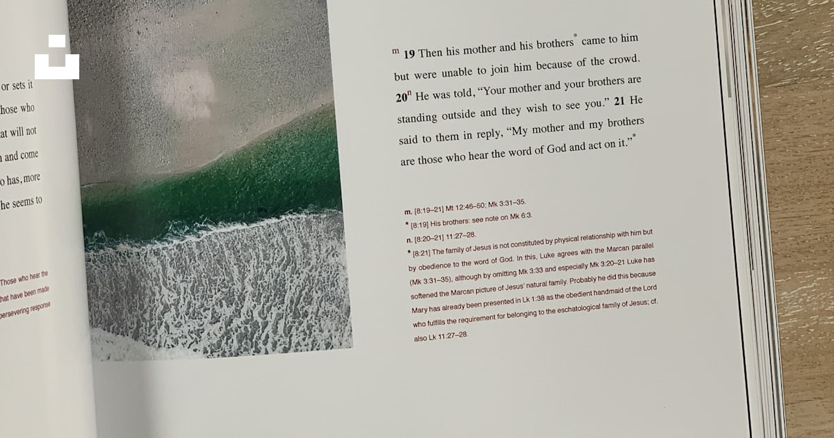 예수와 그분의 가족의 사진이 있는 한 페이지를 펼친 책 사진 Unsplash의 무료 회색 이미지