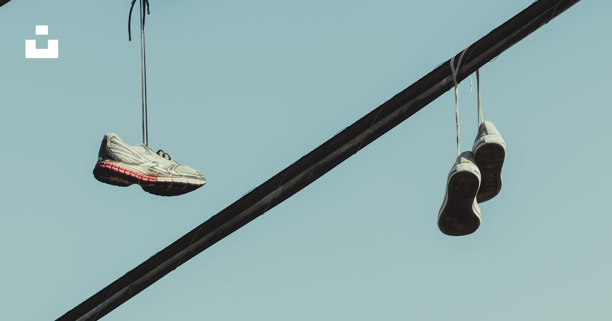 철사에 매달린 흑백 신발 사진 Unsplash의 무료 앤 여왕 이미지