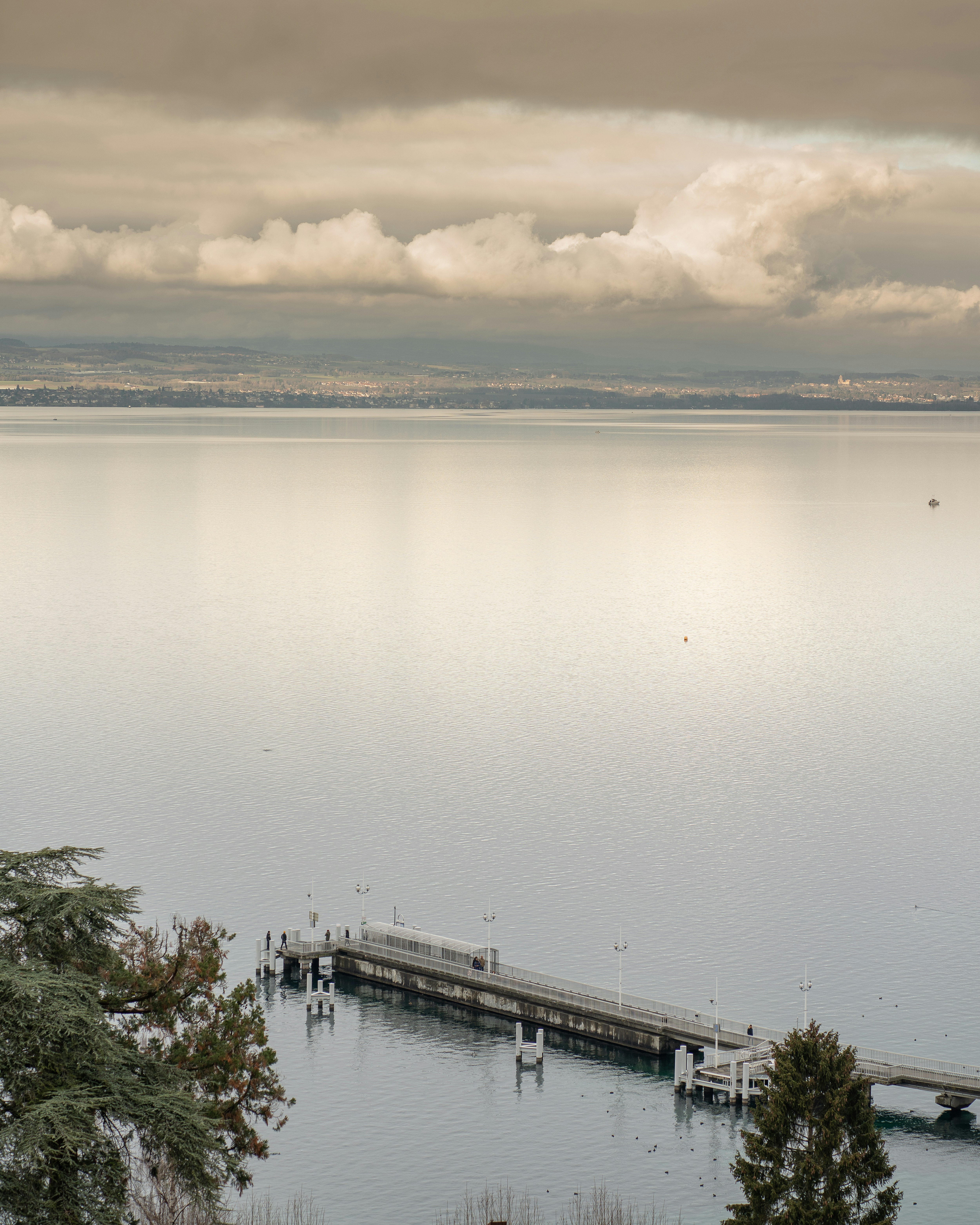 Plan d’eau près du pont pendant la journée photo – Photo Thonon-les ...