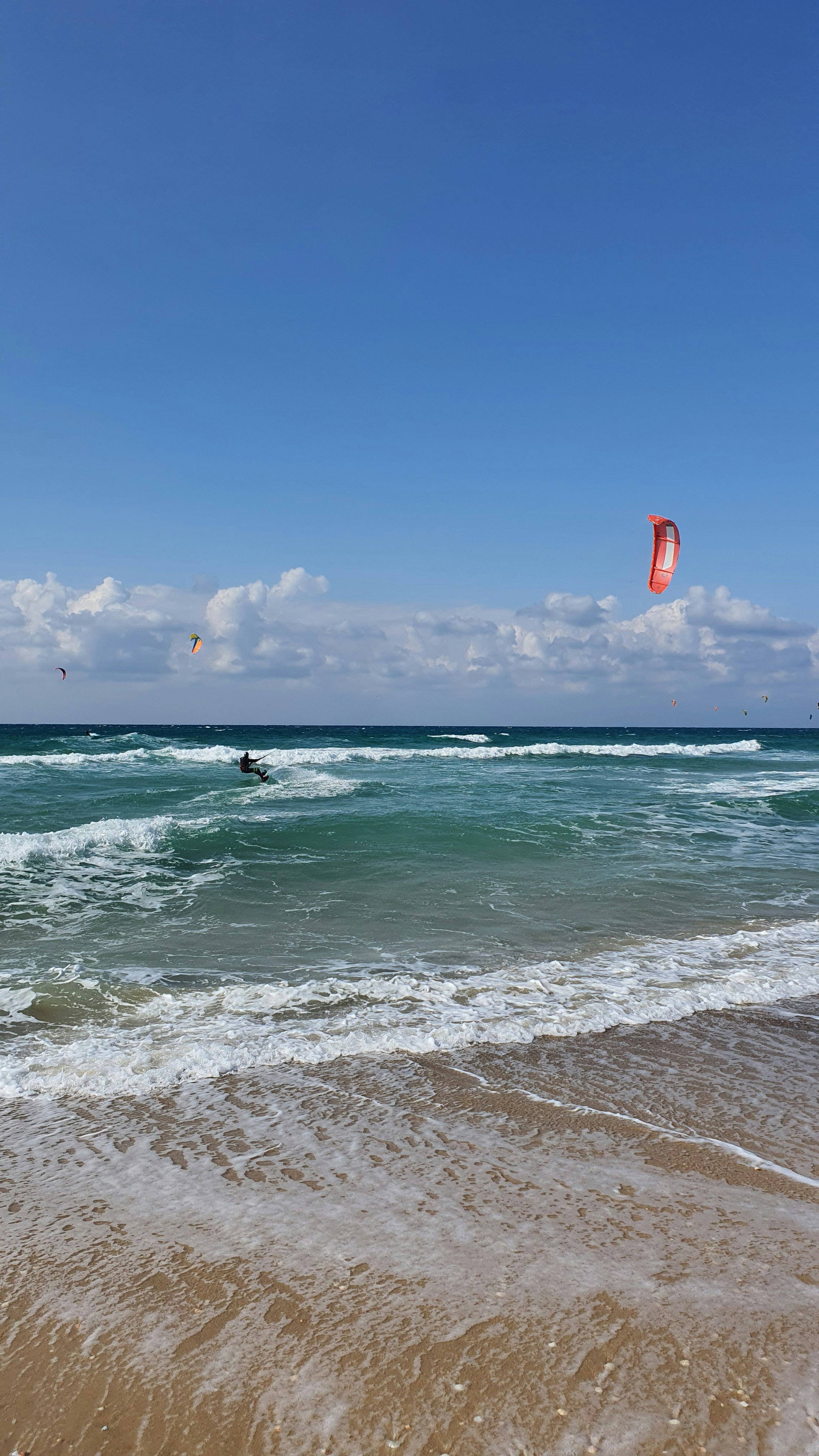 Foto Gente surfeando sobre las olas del mar durante el día – Imagen ...
