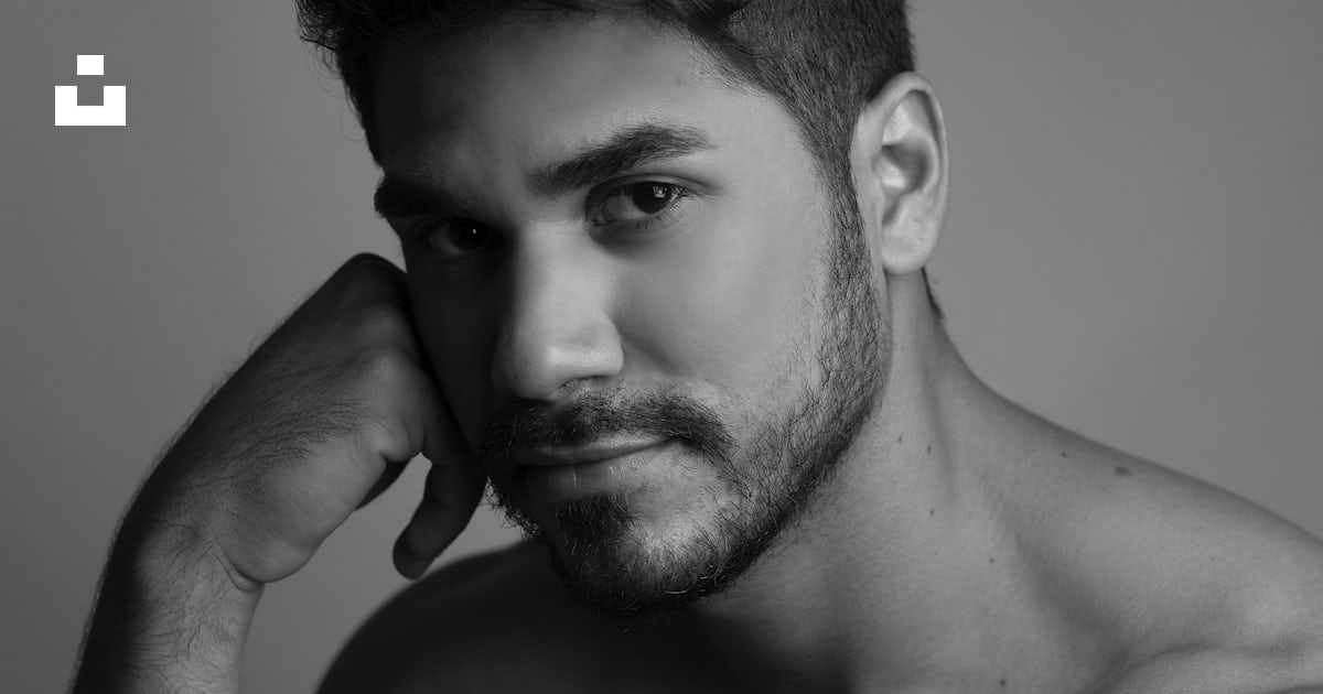 Homme Aux Seins Nus Avec Couronne Argentée Et Noire Photo Photo Gris
