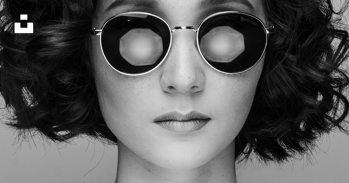 흰색과 검은색 물방울 무늬 셔츠를 입은 여자 흰색 프레임 선글라스를 착용 사진 Unsplash의 무료 회색 이미지