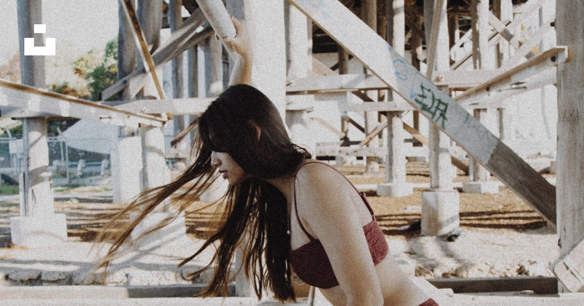 Foto Mujer En Bikini Negro Sentada En Banco De Madera Blanco Imagen
