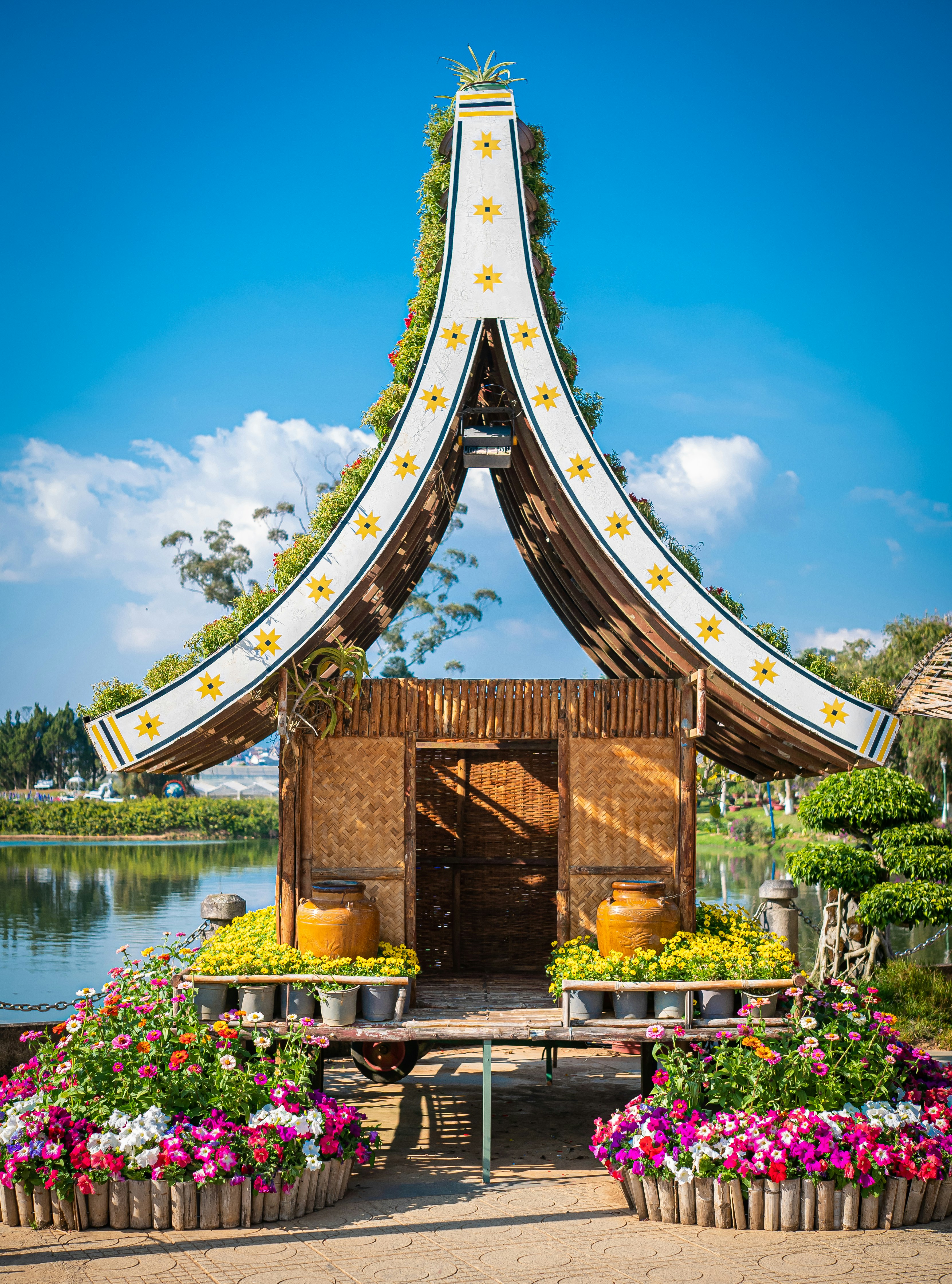 Solar-Trimmed Arch Pavilion: A Floral Gateway by the Calm Waters