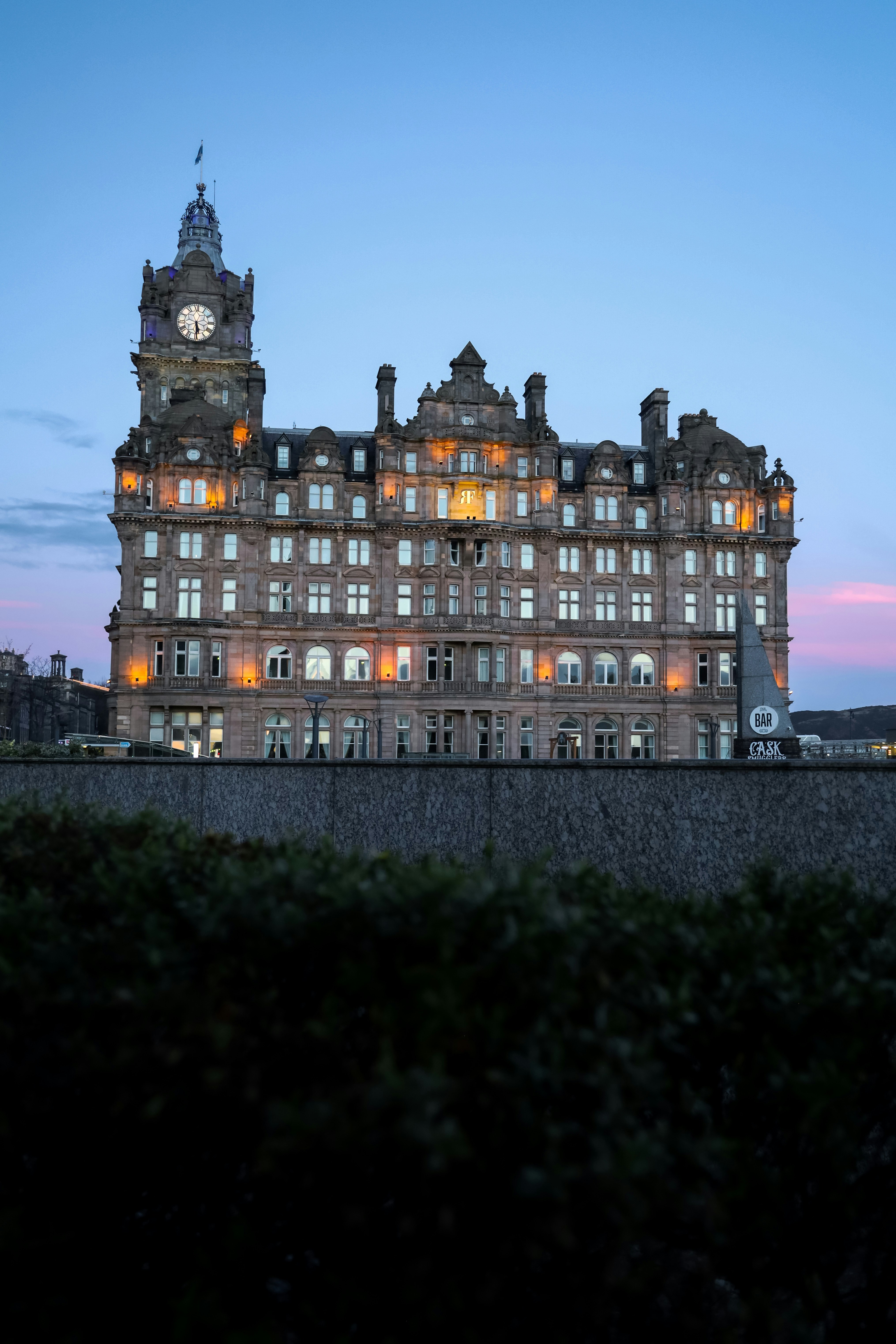 Gray and brown concrete building photo – Free Edinburgh Image on Unsplash