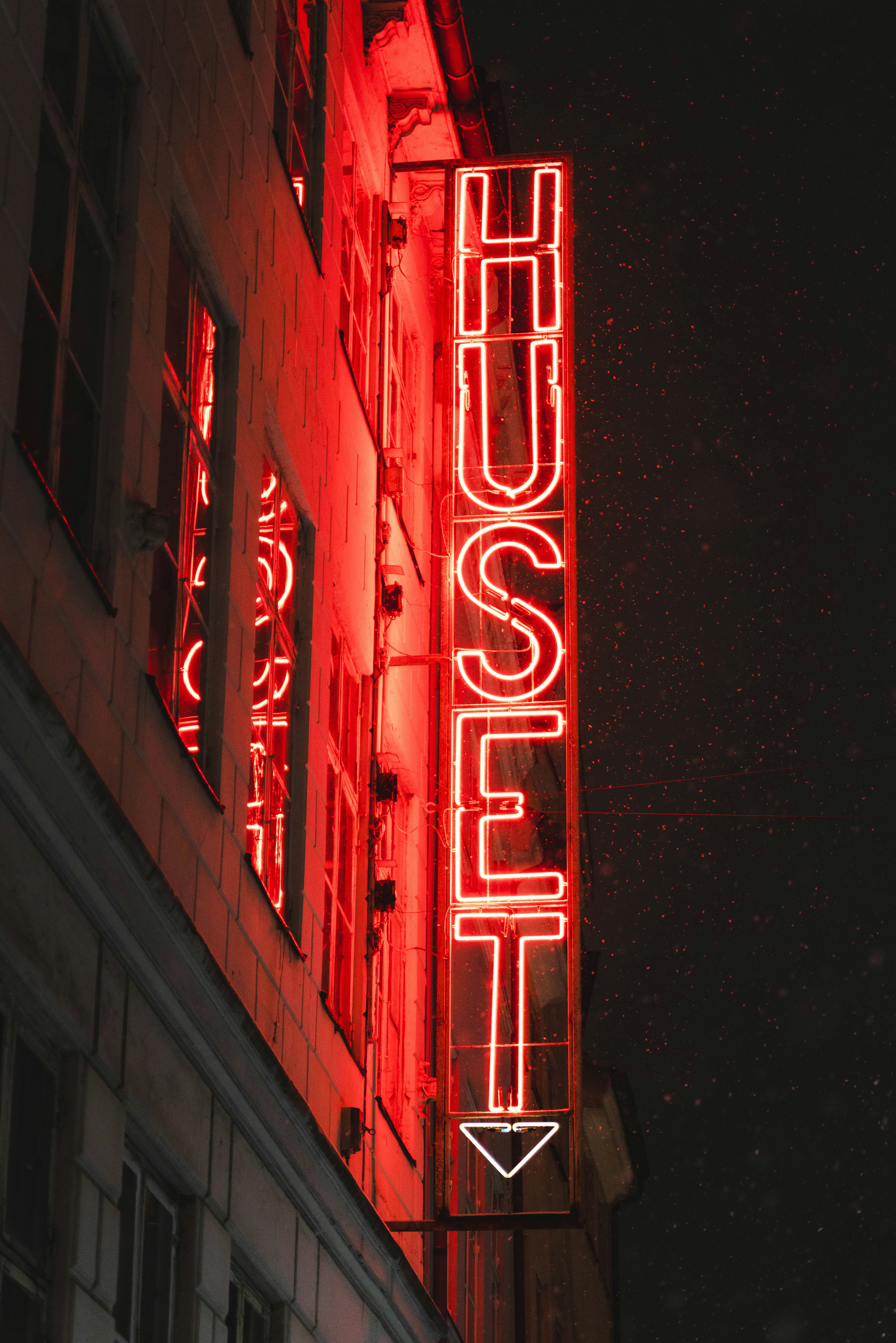 Señalización de luces de neón rojas y blancas foto – Imagen de ...