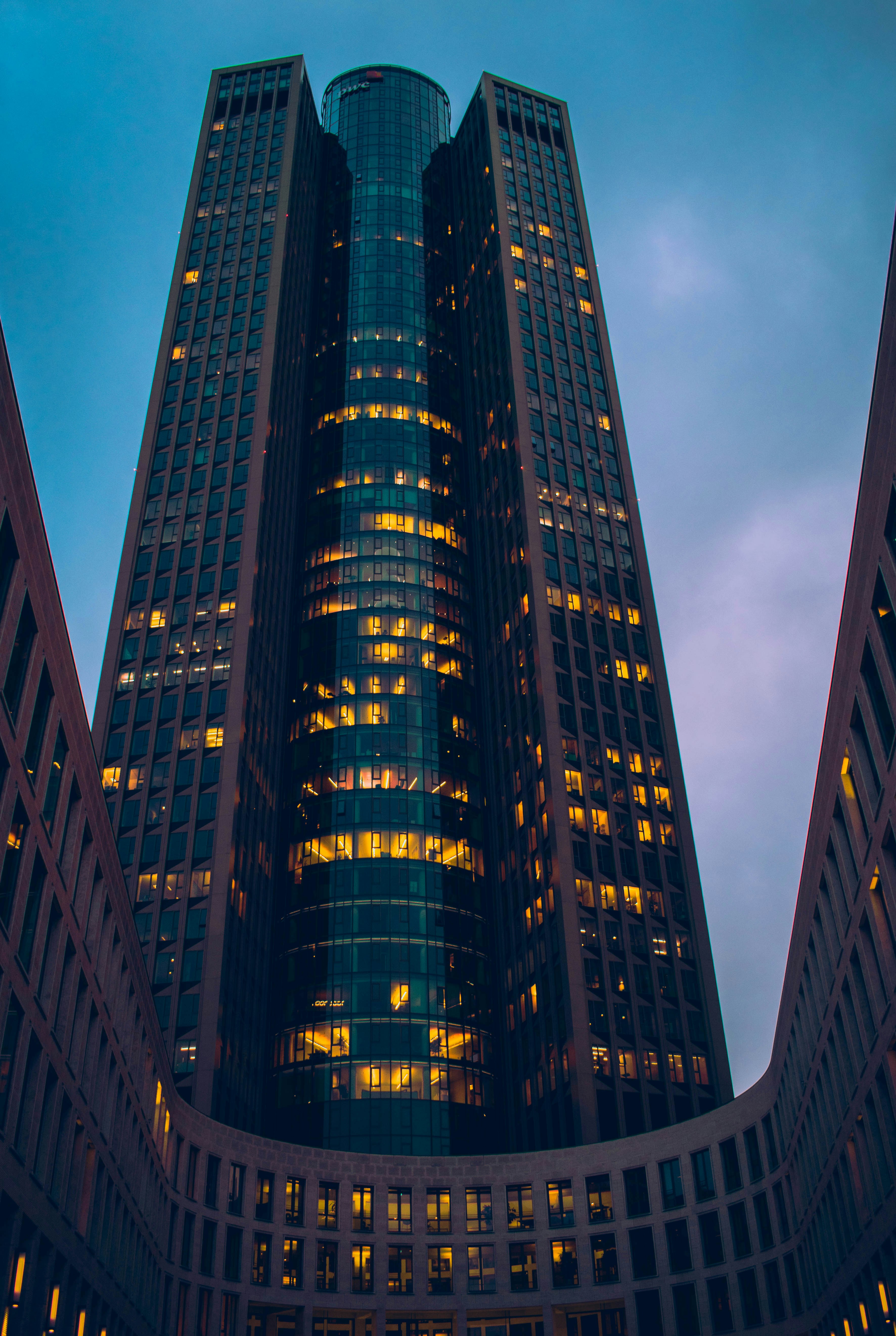 Black and blue high rise building photo – Free Frankfurt Image on Unsplash