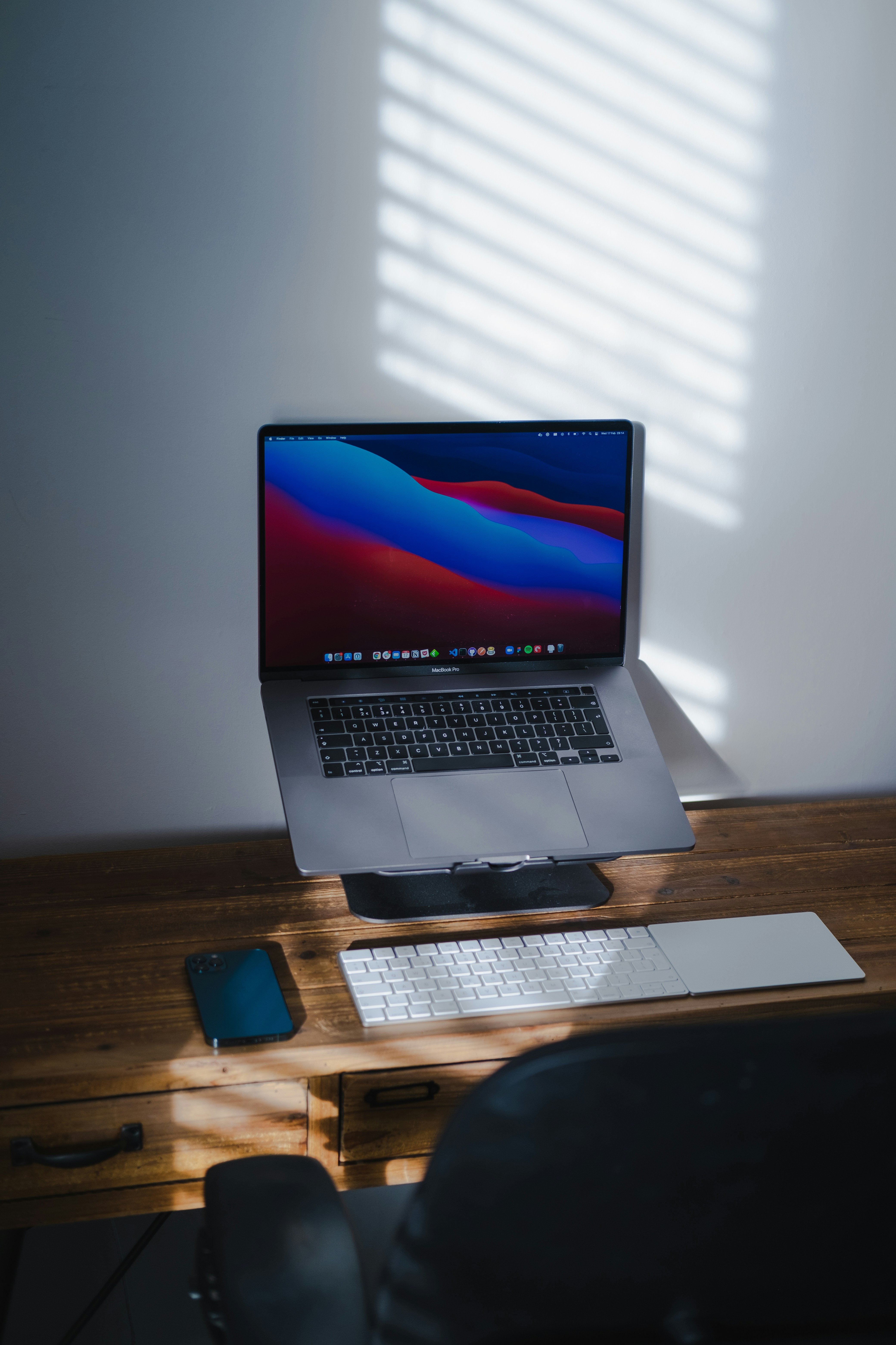 Macbook pro on brown wooden table photo – Free Laptop Image on Unsplash