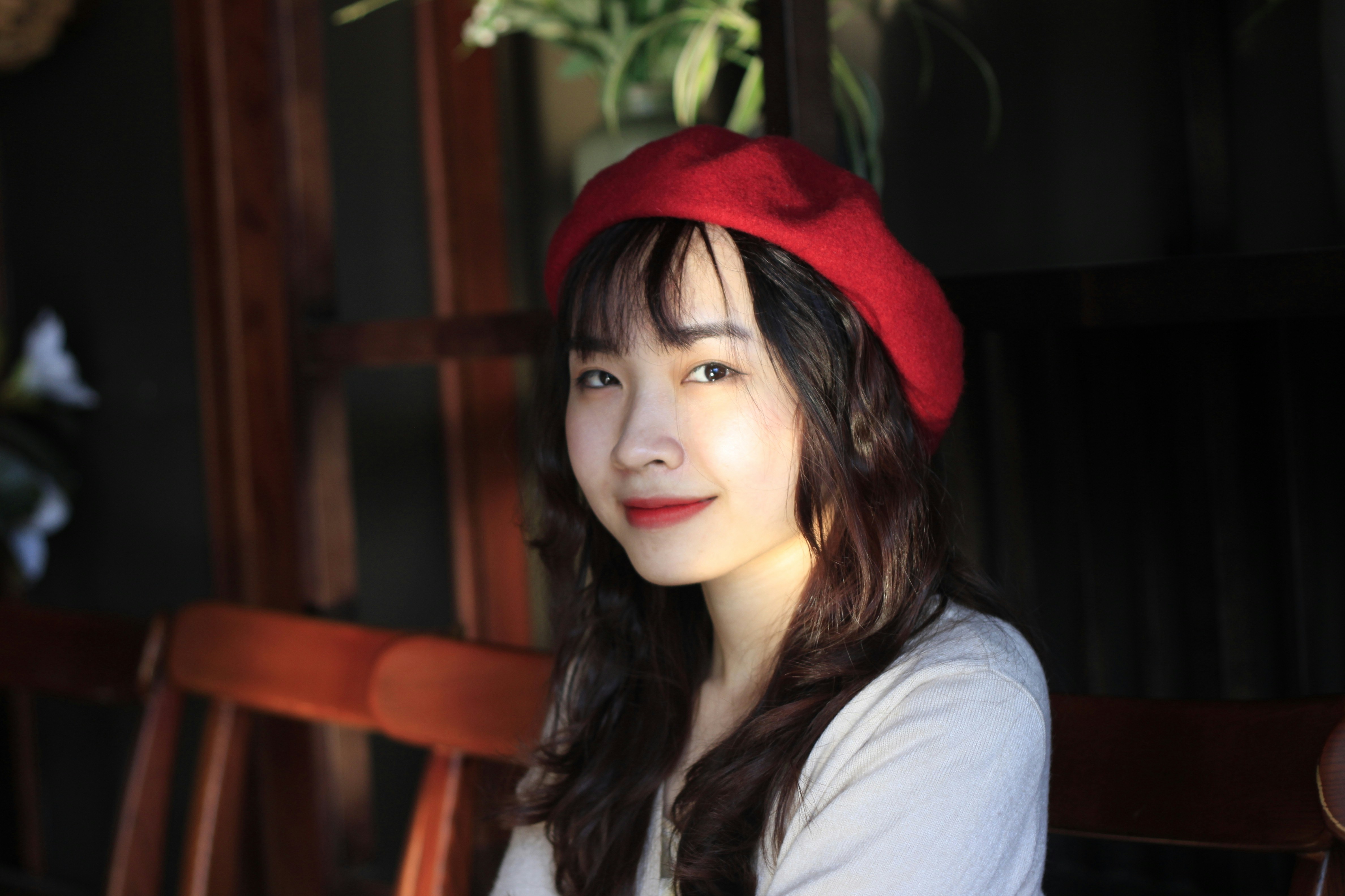 Woman in white shirt and red hat photo – Free Portrait Image on Unsplash