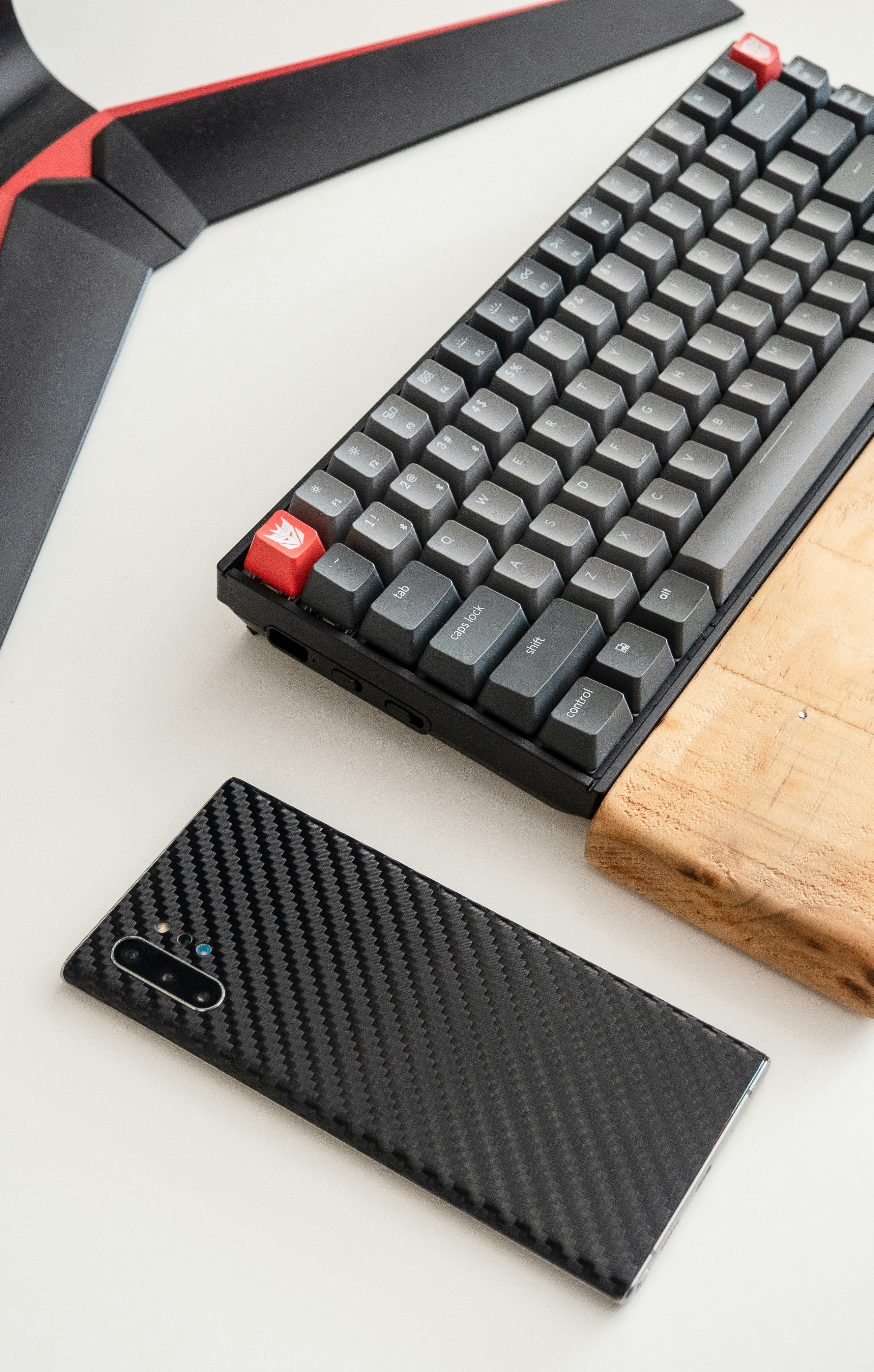 Carbon Fiber Echo: A Smartphone Quietly Companioned by a Mechanical Keyboard