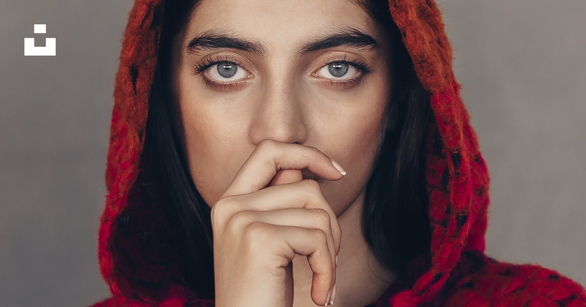 Foto Mujer Con Hiyab Rojo Y Negro Imagen Irán Gratis En Unsplash