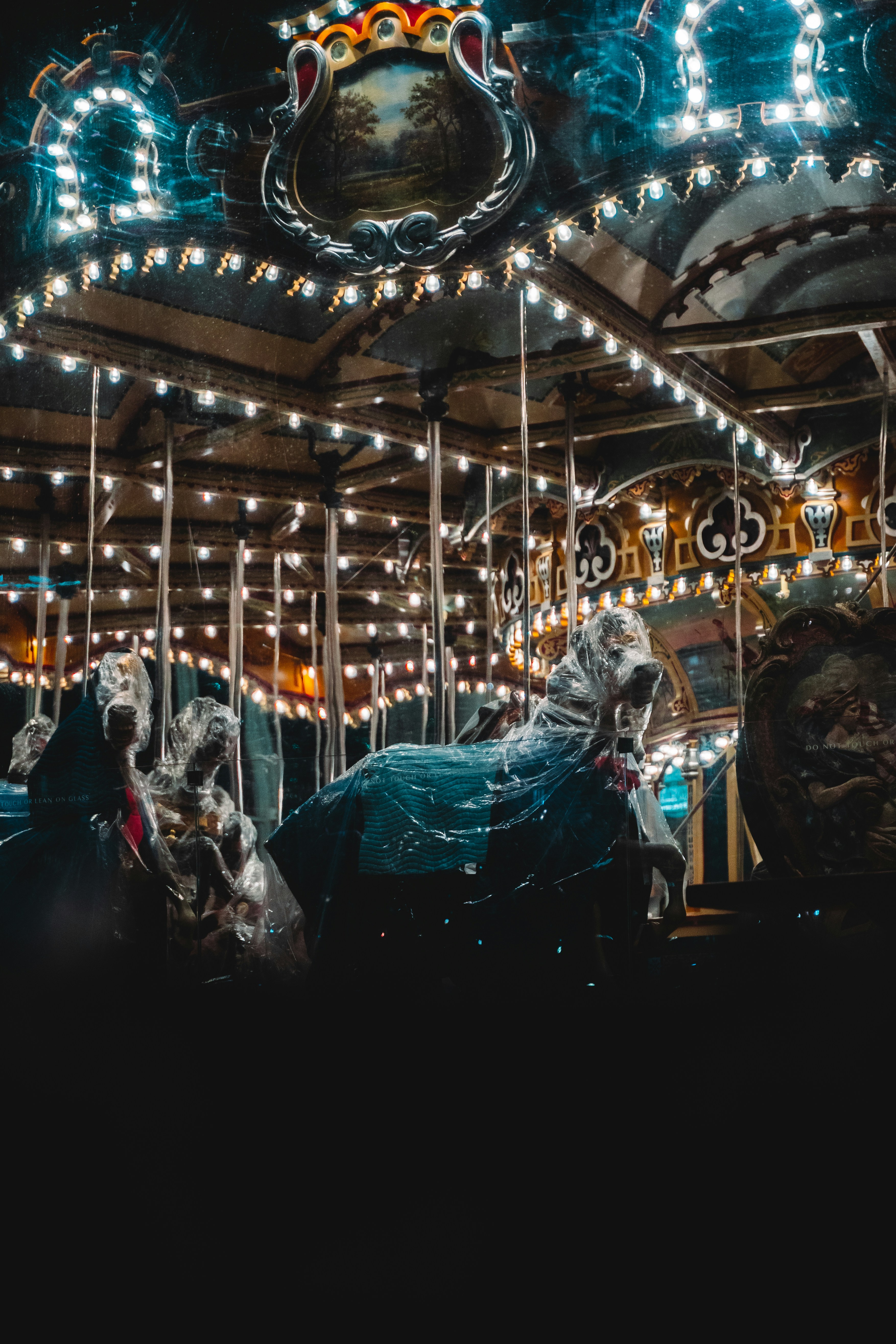 Personnes qui montent sur le carrousel pendant la nuit photo – Photo ...