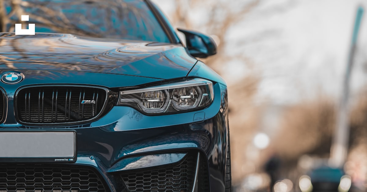 낮 동안 도로에 파란색 Bmw 자동차 사진 Unsplash의 무료 베를린 이미지