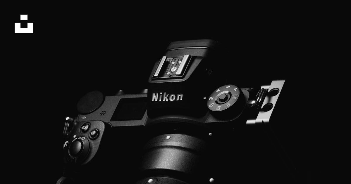 블랙 표면에 블랙 니콘 Dslr 카메라 사진 Unsplash의 무료 사진기 이미지
