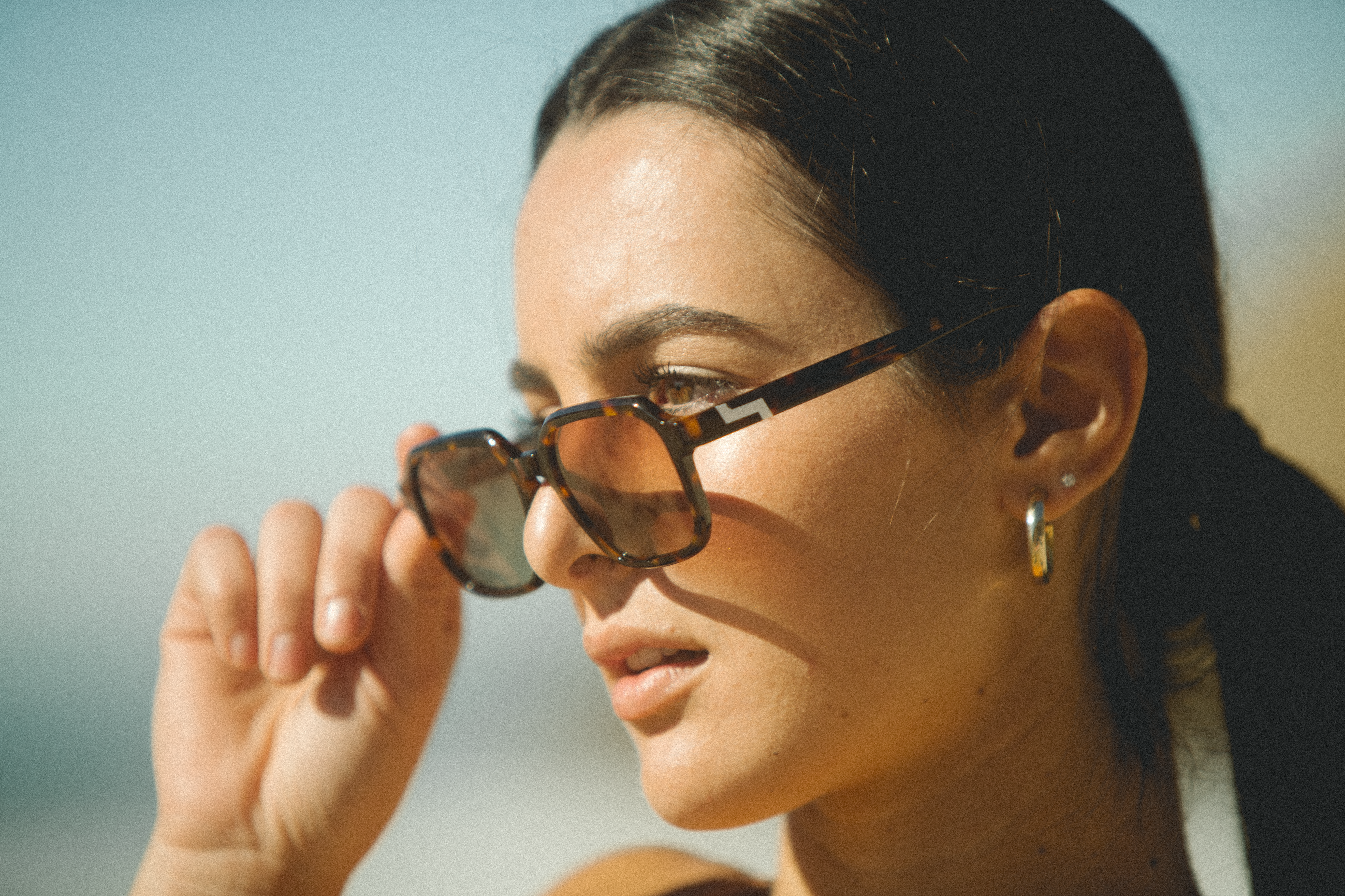 Mujer con gafas de montura negra foto – Imagen de Playa Laguna gratuita ...