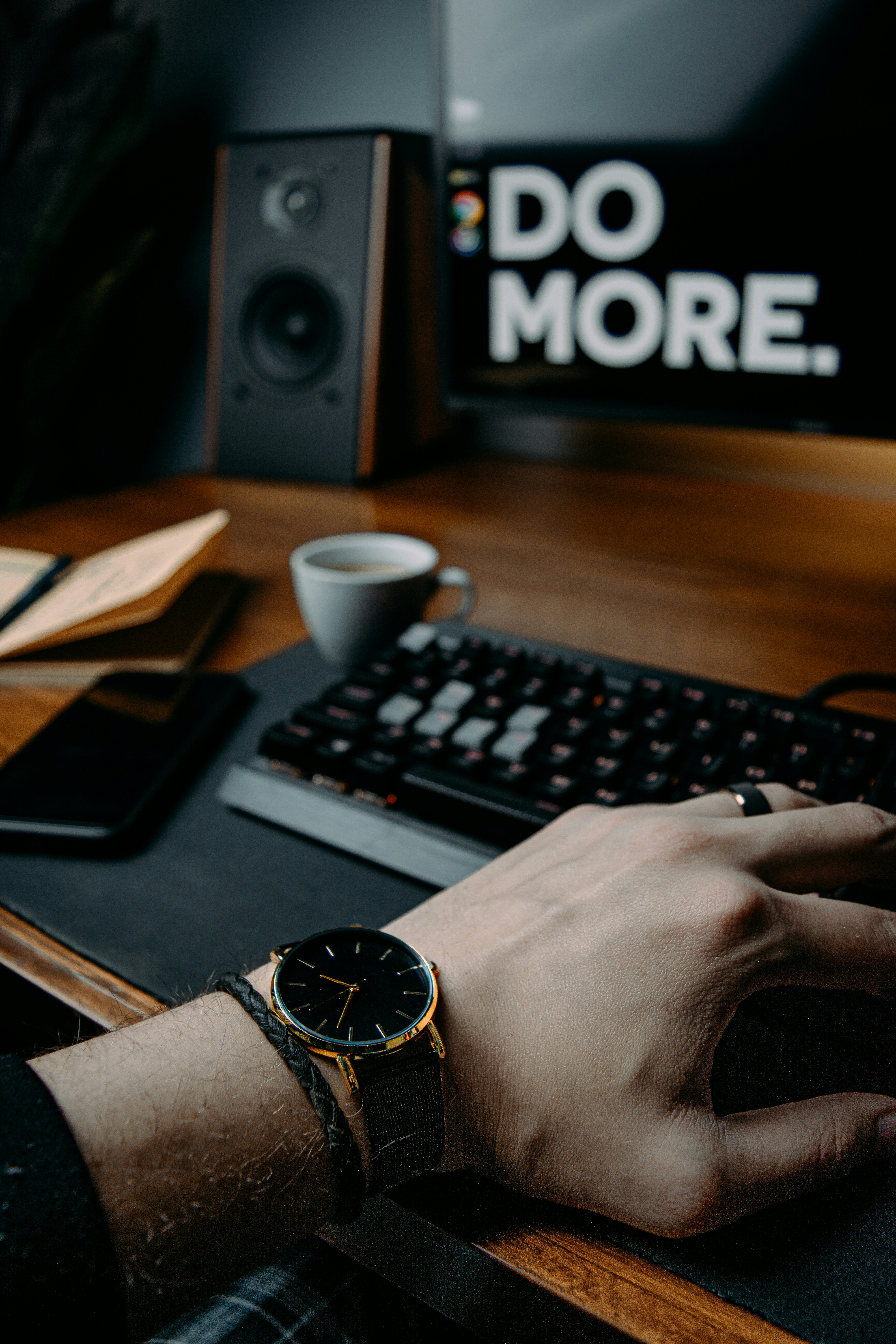 Foto Persona con reloj analógico negro y dorado – Imagen Electrónica ...