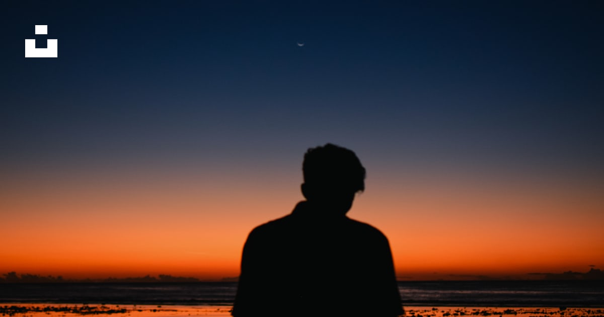 Foto Silueta De Hombre Estar De Pie En Playa Durante Ocaso